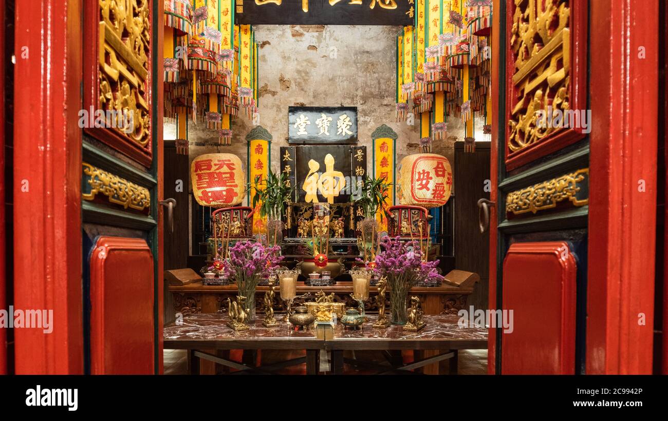 Entrance to a small Chinese shrine Stock Photo - Alamy