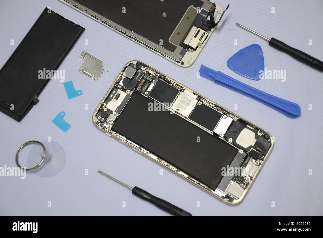 Disassemble phone hi-res stock photography and images - Alamy
