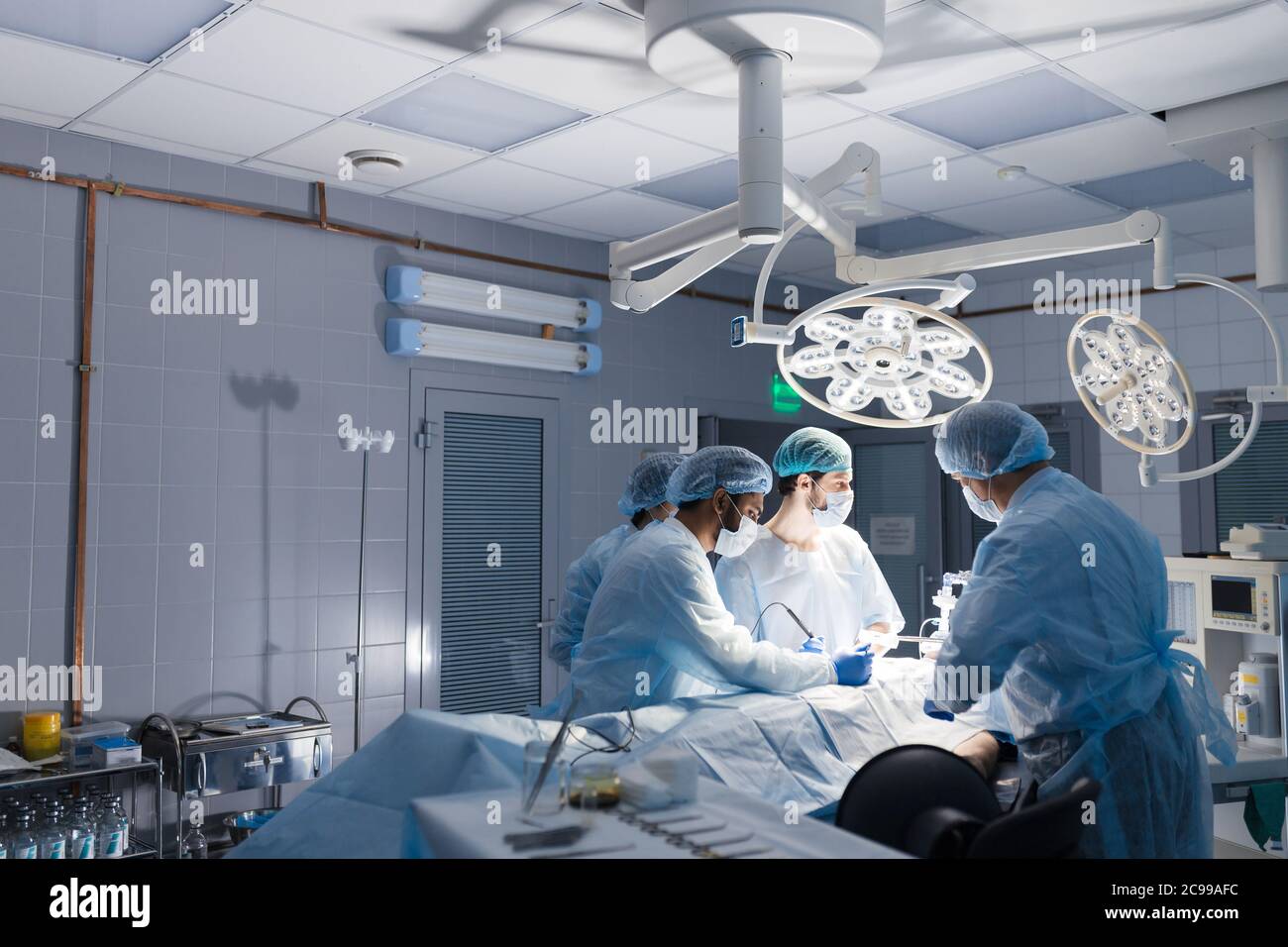 Laparoscopic surgeon hi-res stock photography and images - Alamy