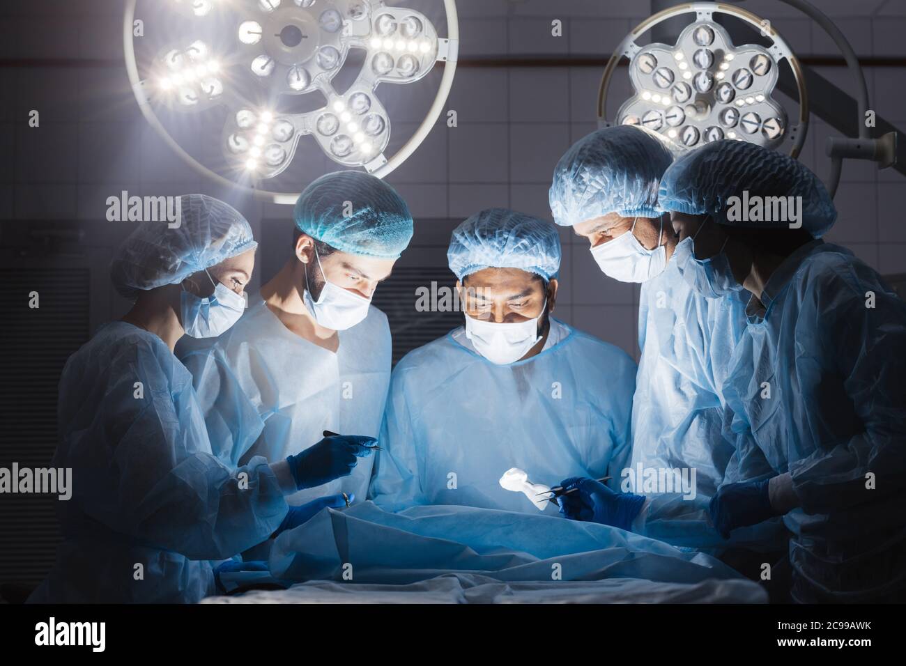 Trauma surgeon team hi-res stock photography and images - Alamy