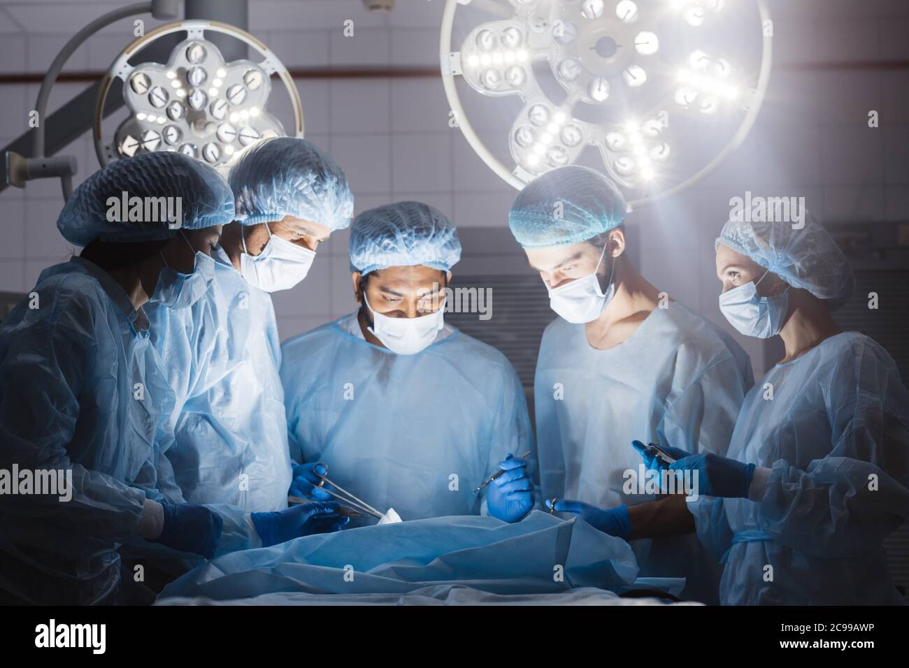 Trauma surgeon team hi-res stock photography and images - Alamy