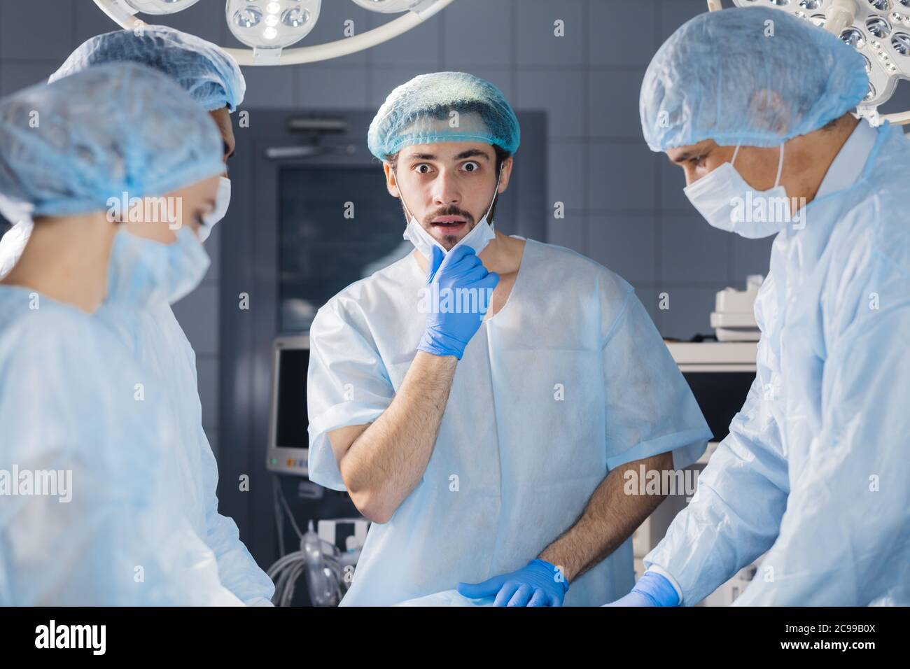 Trauma surgeon team hi-res stock photography and images - Alamy