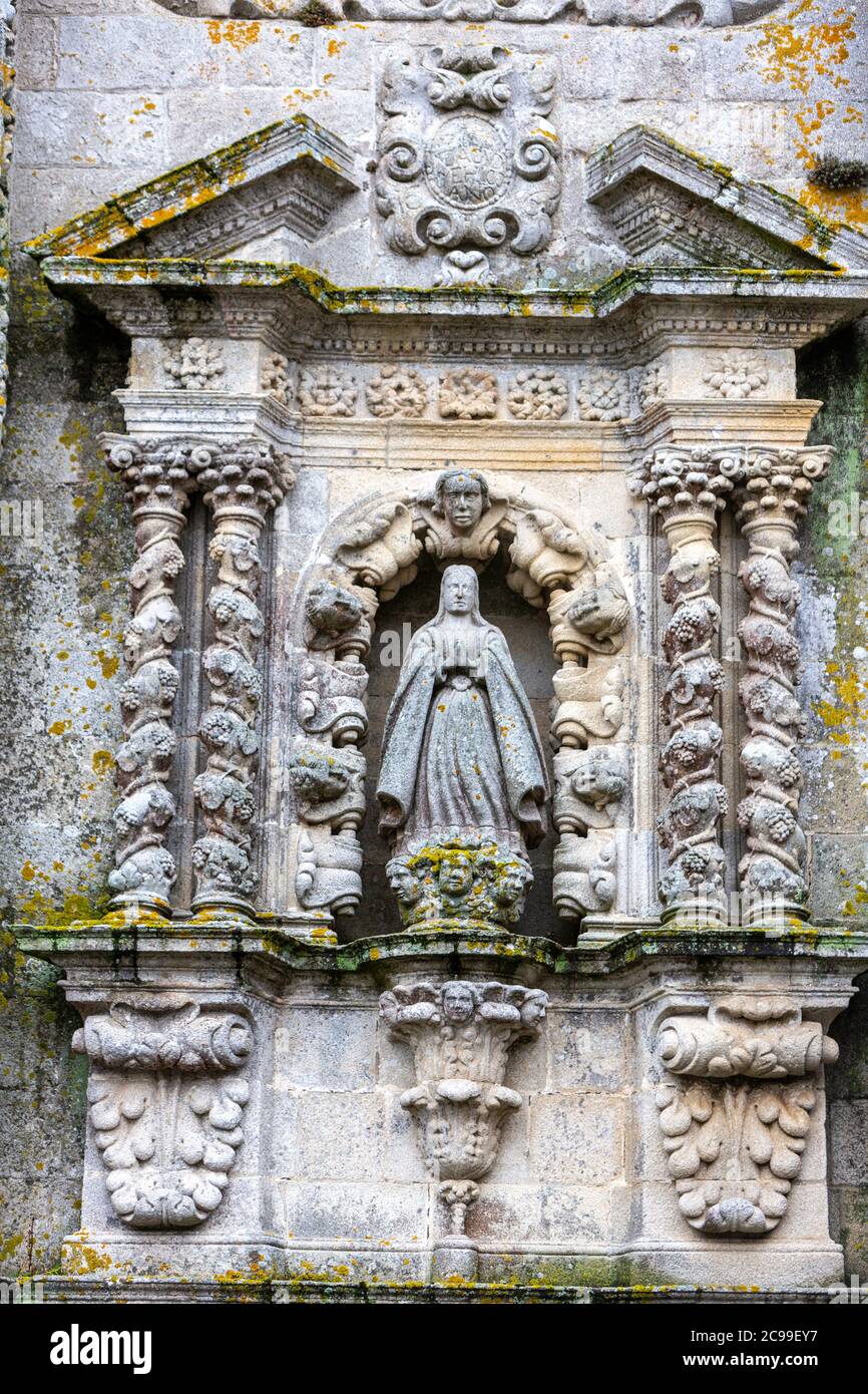 Lintel door and above it a statue of the Virgin of the Assumption ...