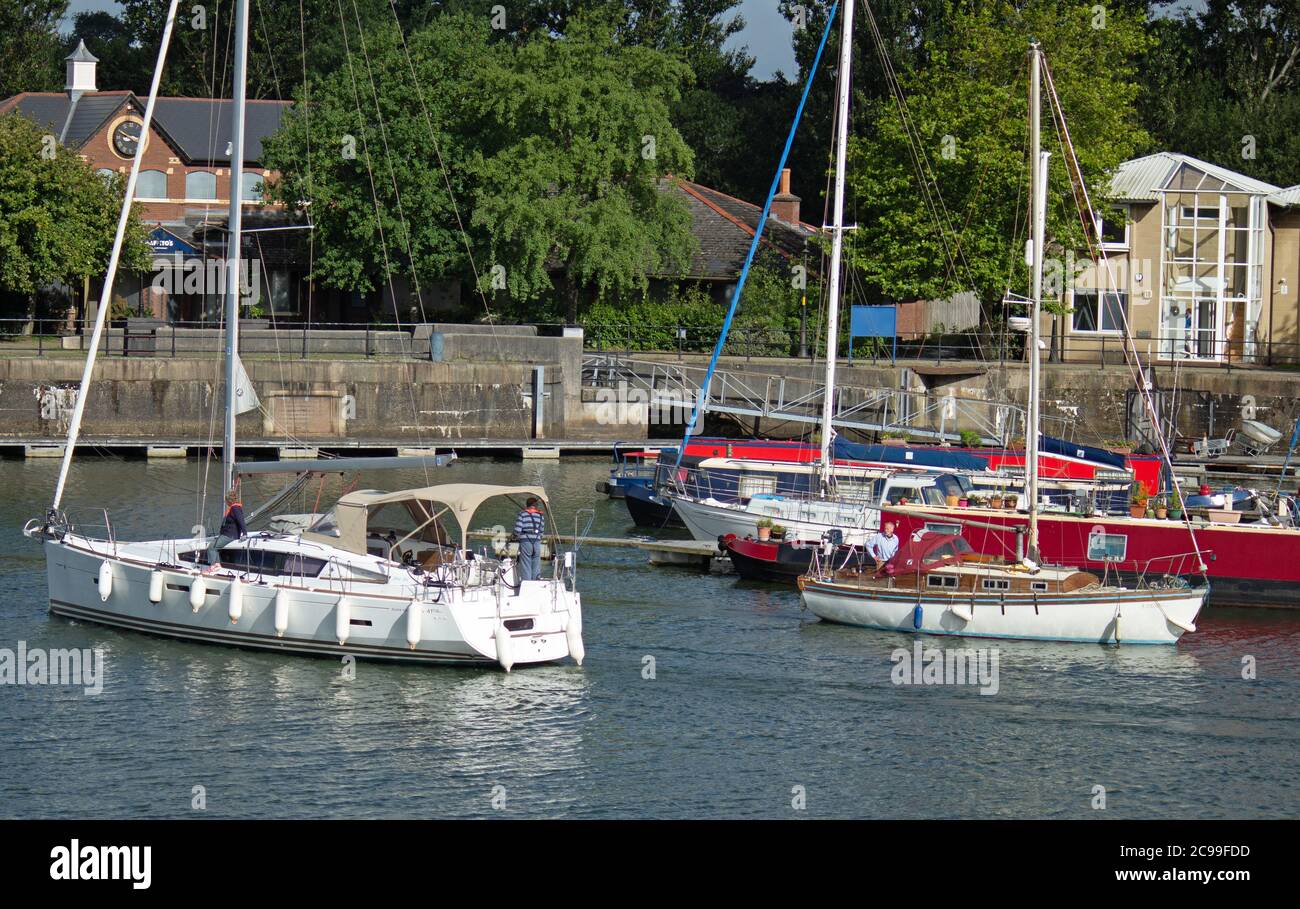 Boats crossing starboard to starboard Stock Photo - Alamy