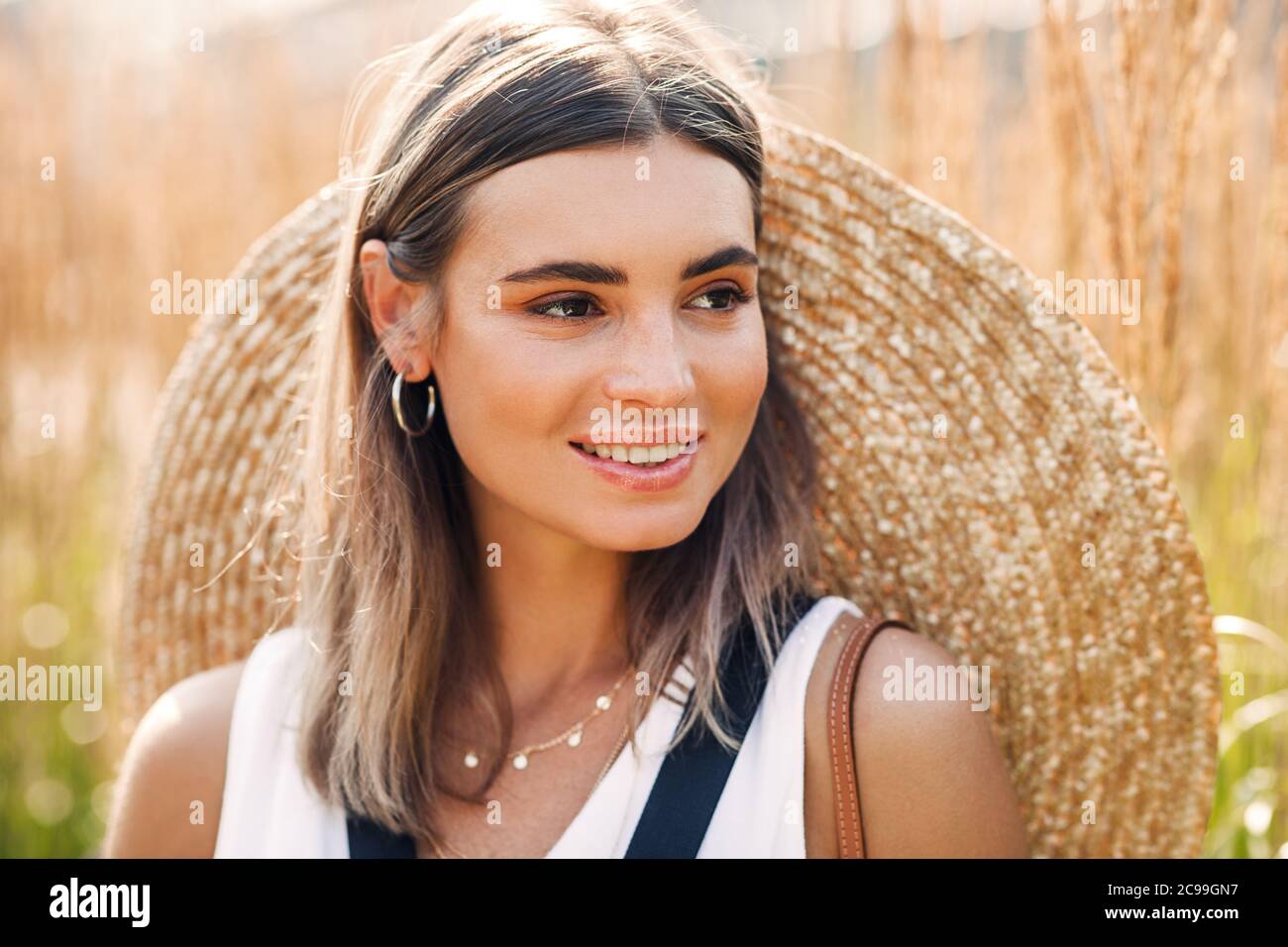 Woman straw hat hi-res stock photography and images - Alamy