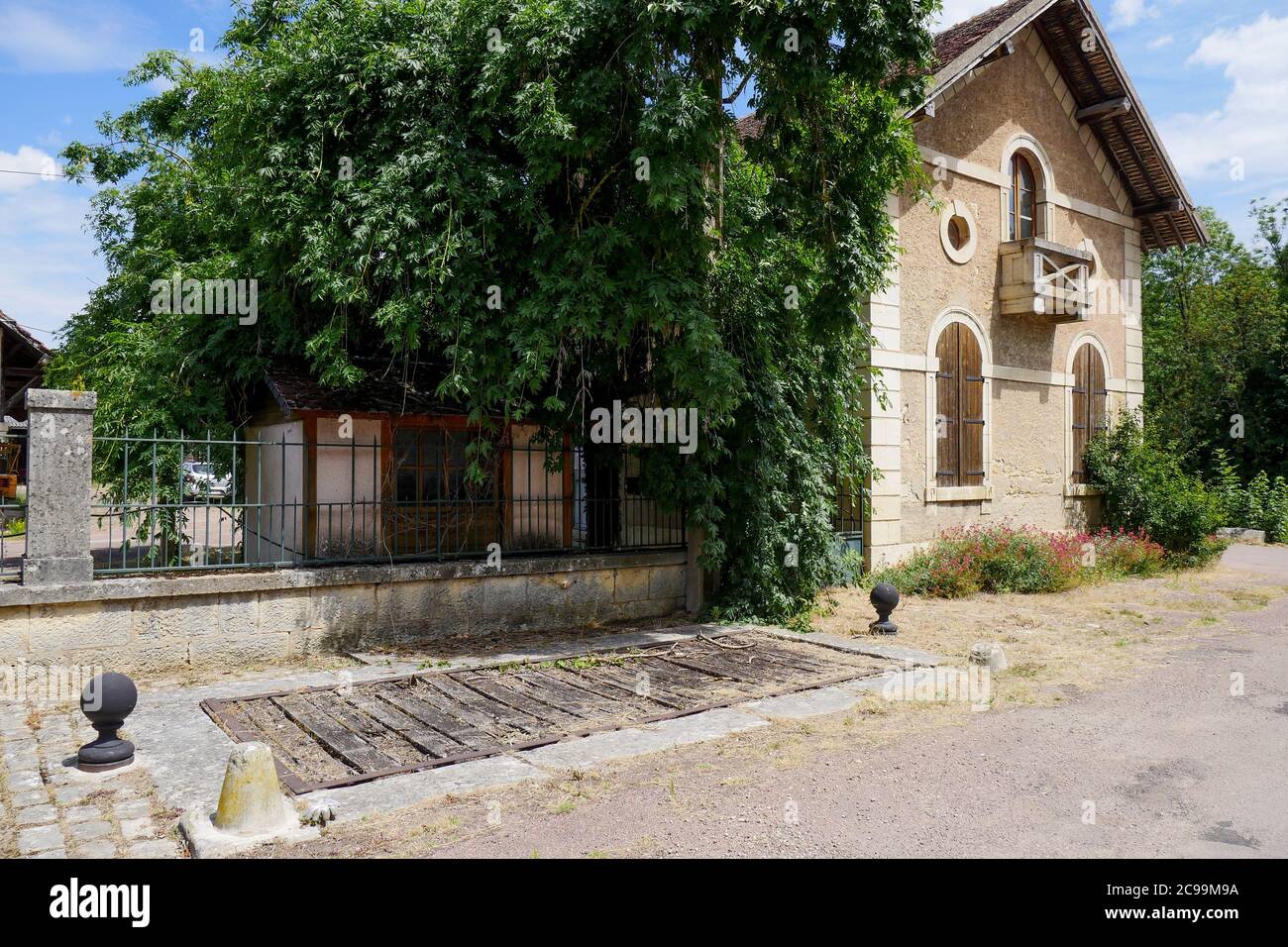 Disused weight house in an old industrial zone, Clamecy, Nièvre ...