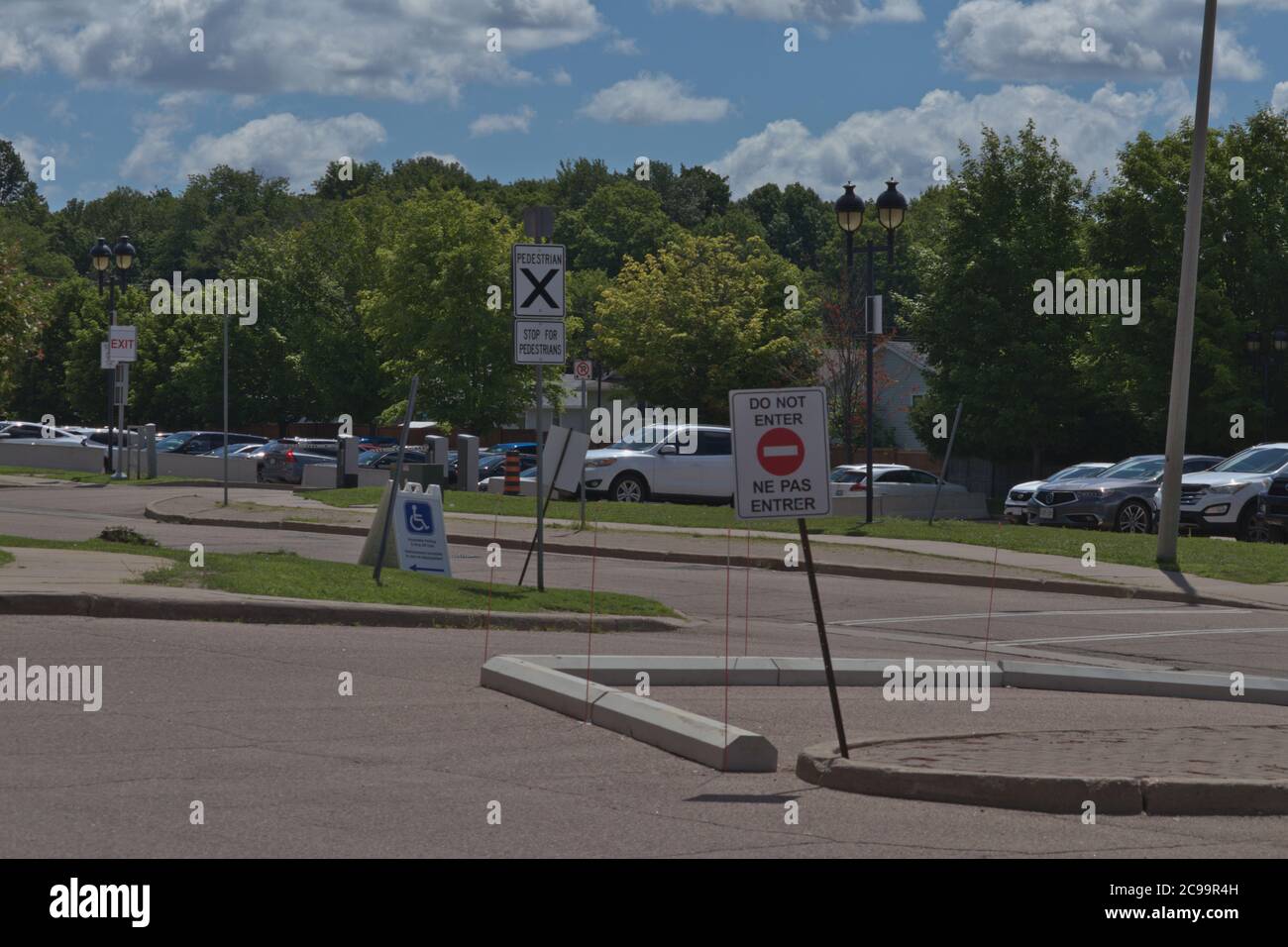 Parking lot walkway signs hi-res stock photography and images - Alamy