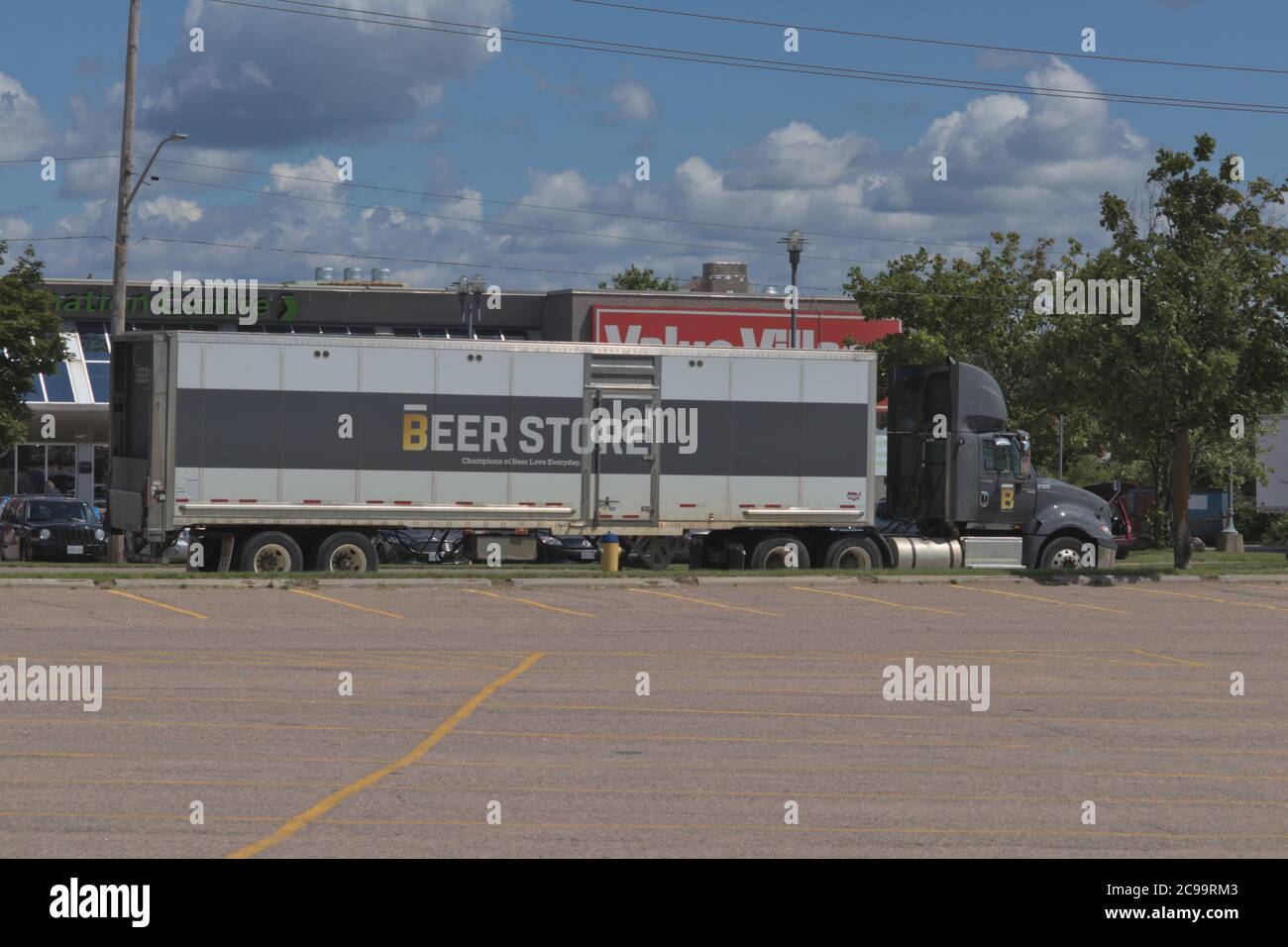 Beer store truck hi-res stock photography and images - Alamy