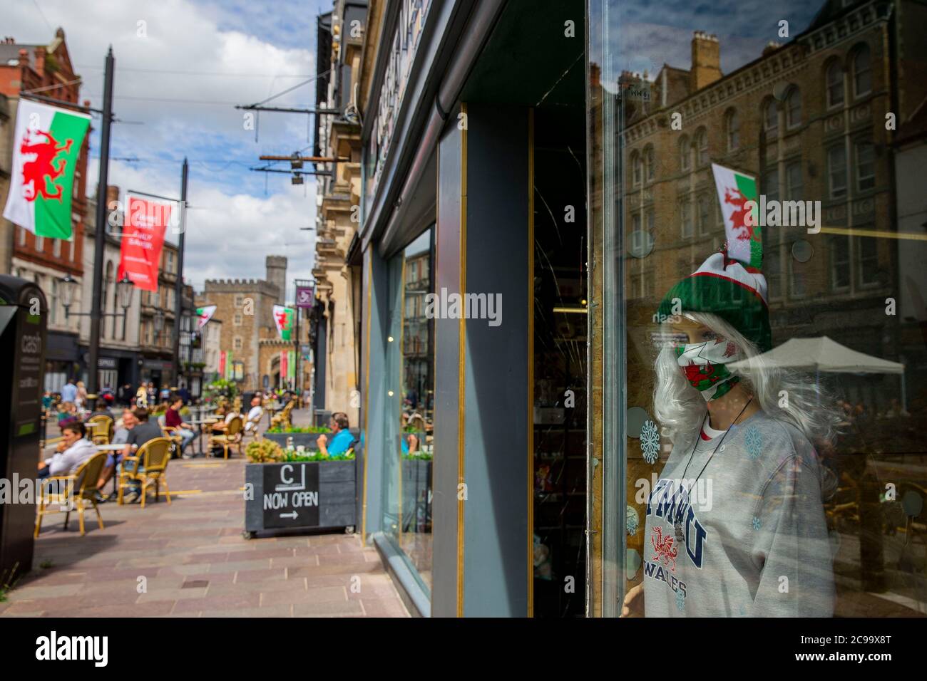 Wales coronavirus face mask dragon hi-res stock photography and images ...