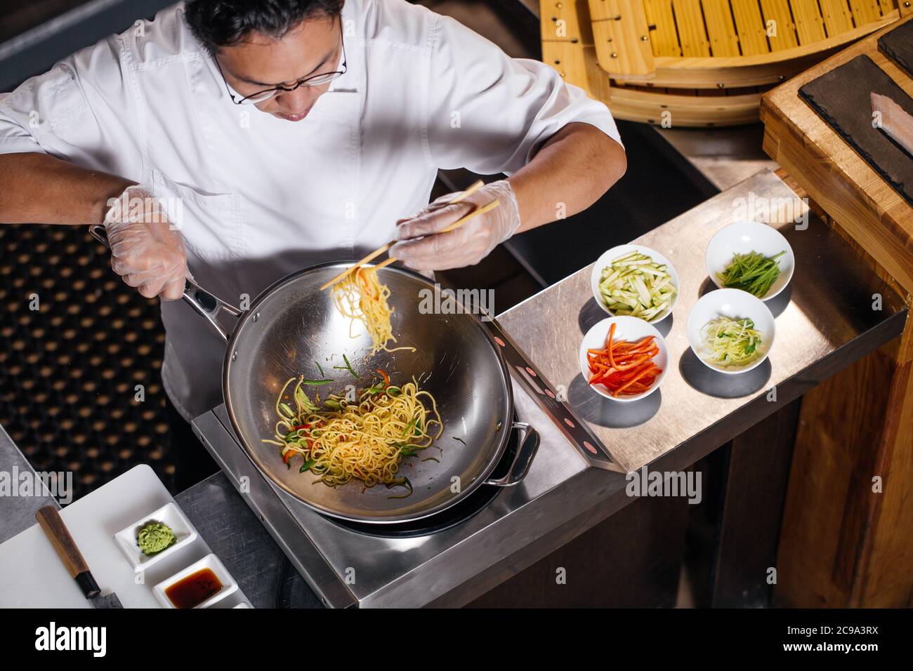 China plates bowls table hi-res stock photography and images - Alamy