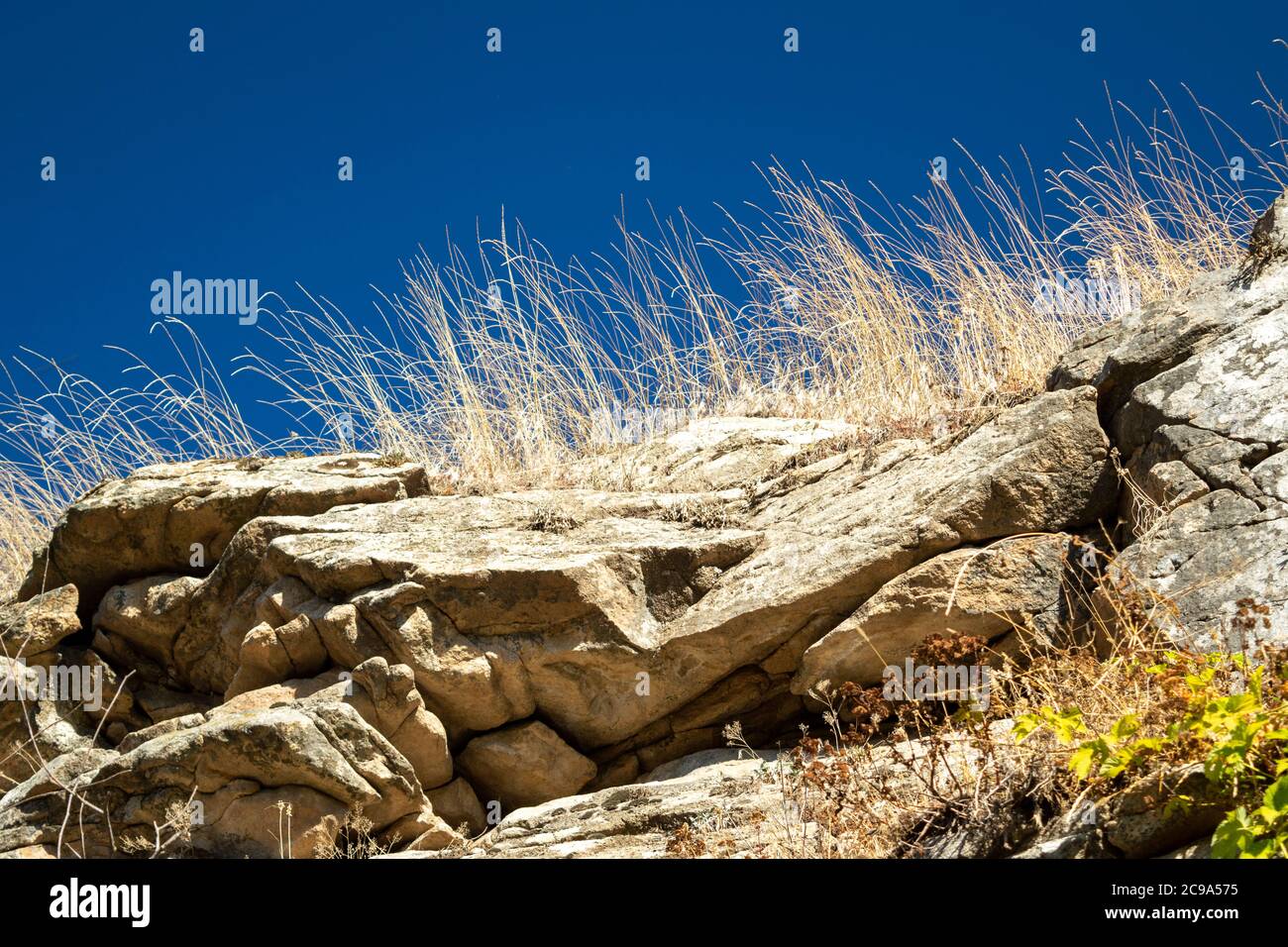 Cliff edge grass hi-res stock photography and images - Alamy