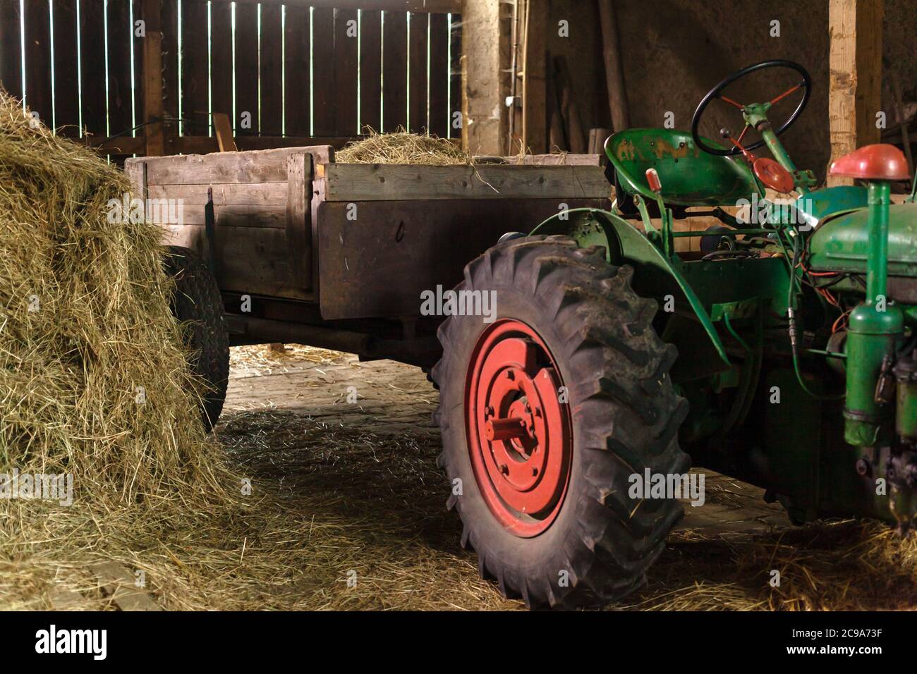 Farm equipment loading hay hi-res stock photography and images - Alamy