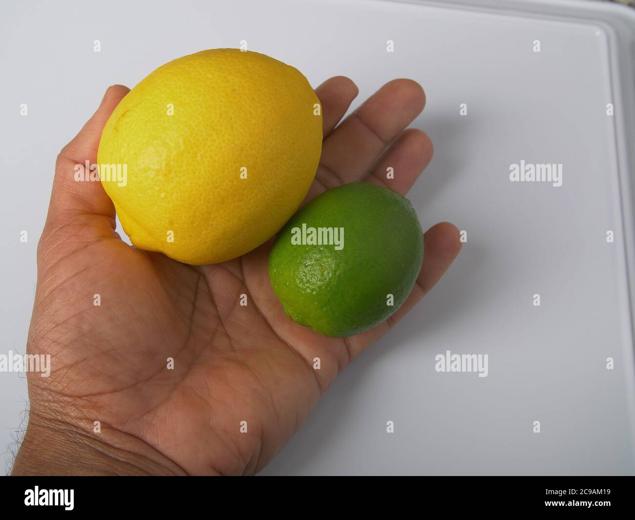 Hand holding lemon hi-res stock photography and images - Alamy
