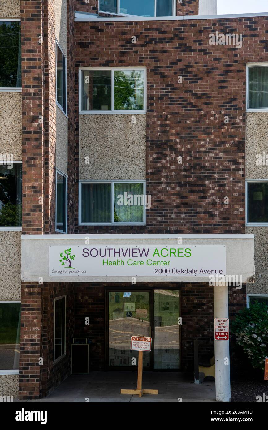 Senior center exterior hi-res stock photography and images - Alamy