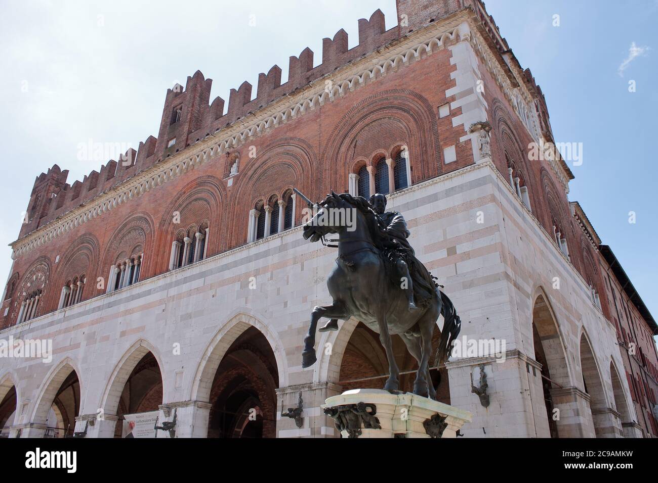 Palazzo comunale piacenza hi-res stock photography and images - Alamy