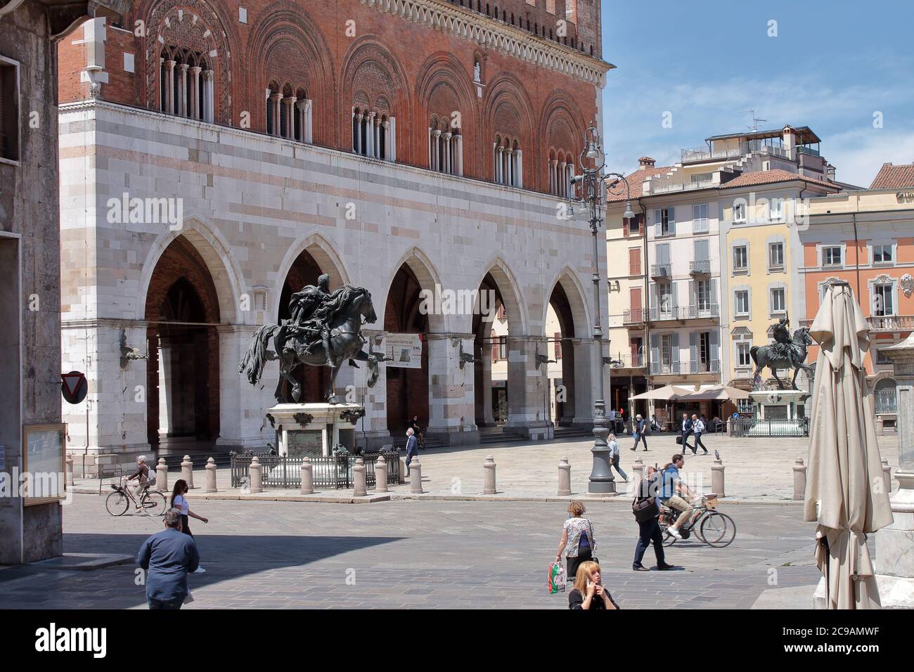 Palazzo comunale piacenza hi-res stock photography and images - Alamy