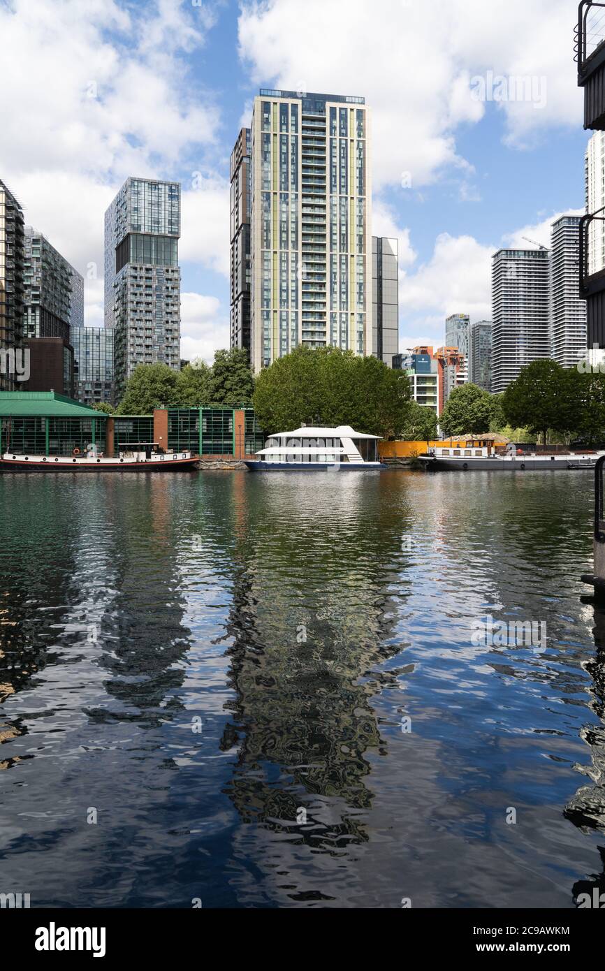 Apartments and development, Millwall Inner Dock, Canary wharf, East ...