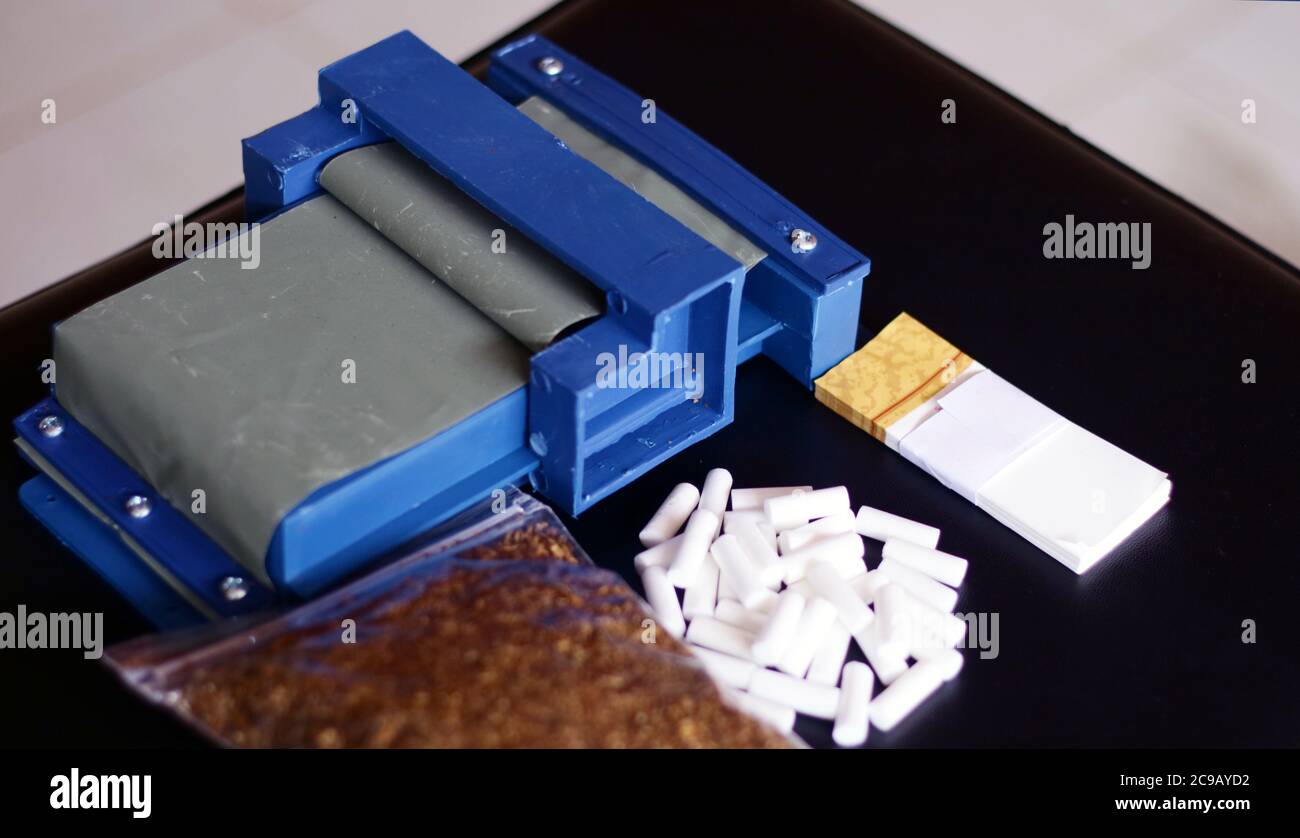 Material and tool to roll a Cigarette Stock Photo - Alamy