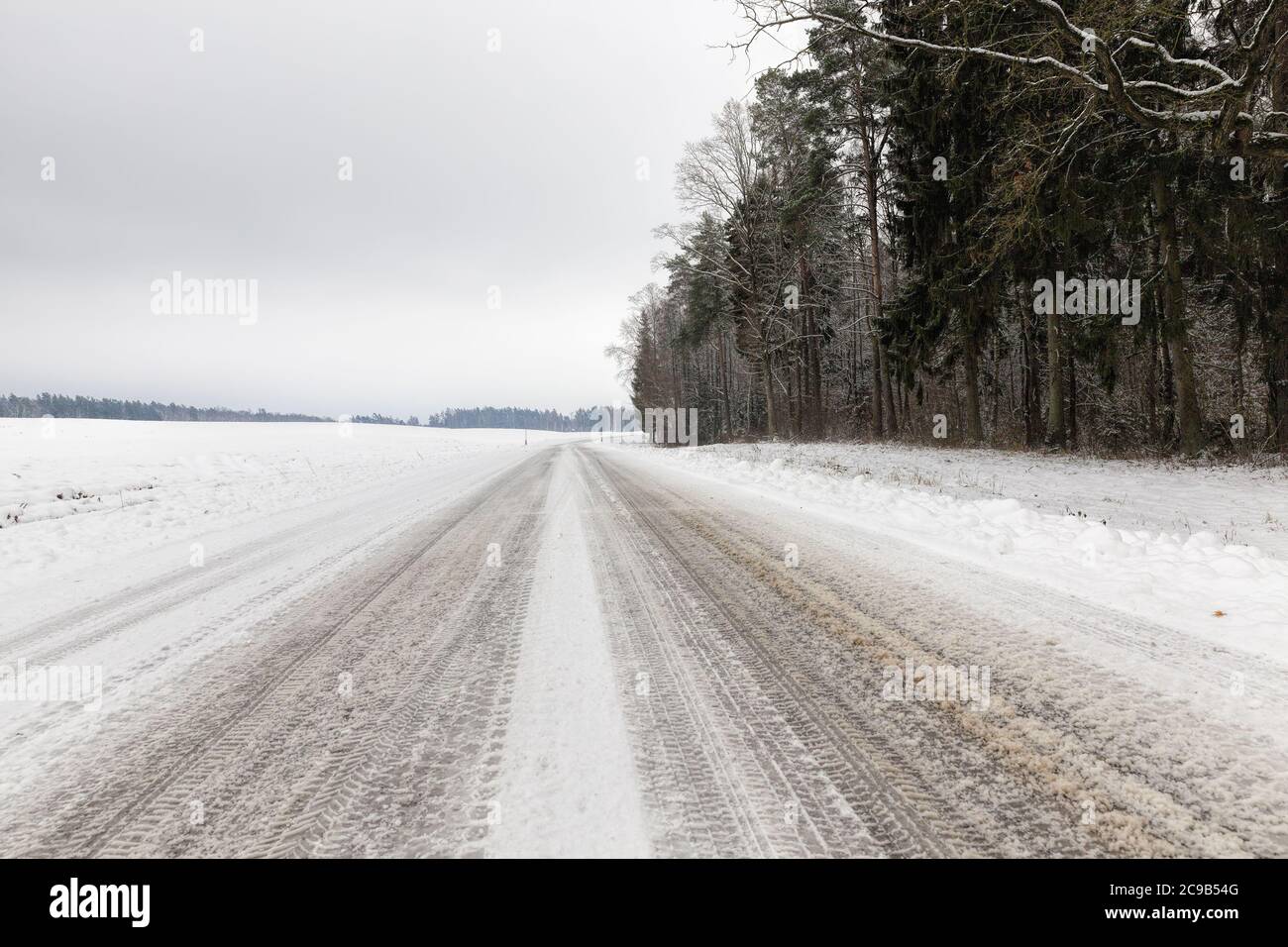 narrow unpaved road Stock Photo - Alamy