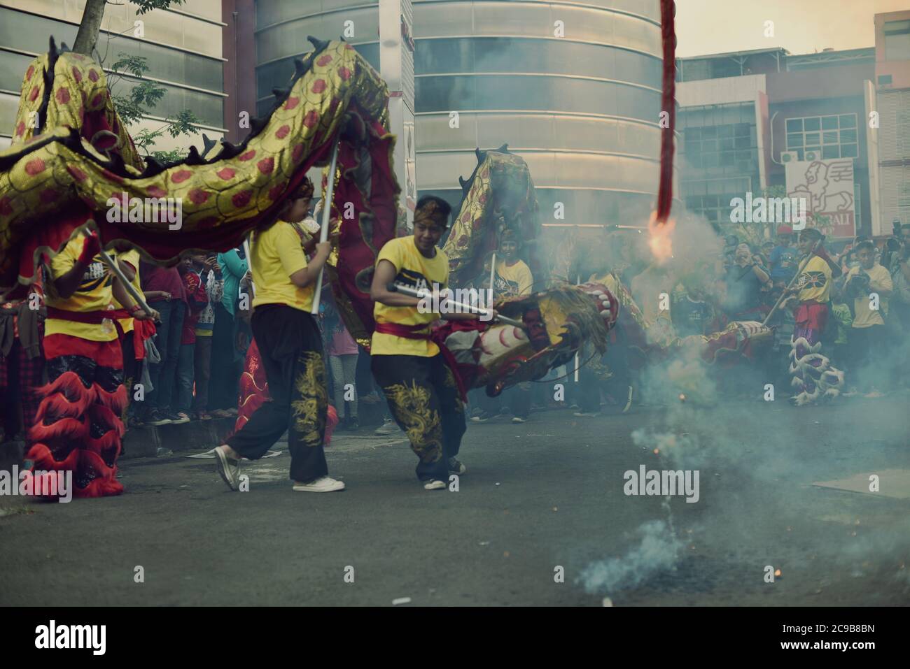 Fire dragon dance team hi-res stock photography and images - Alamy
