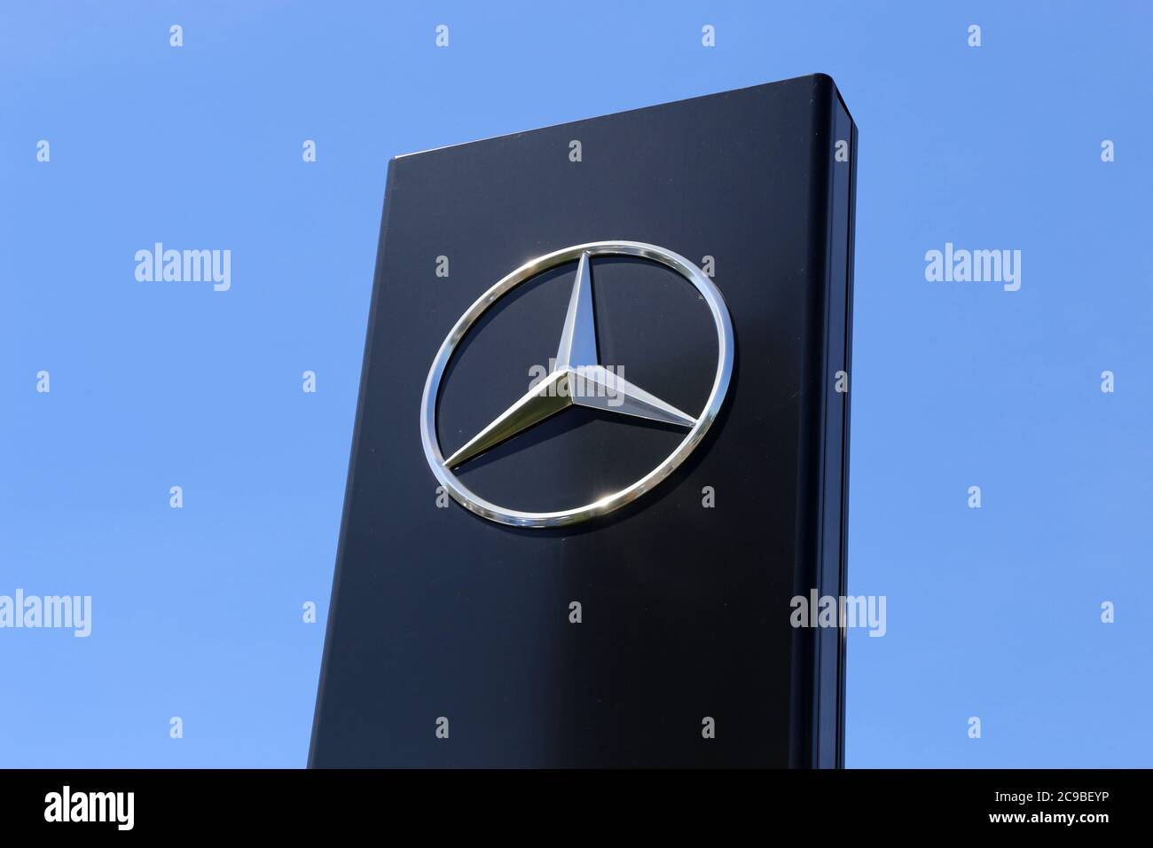 Mercedes logo hi-res stock photography and images - Alamy