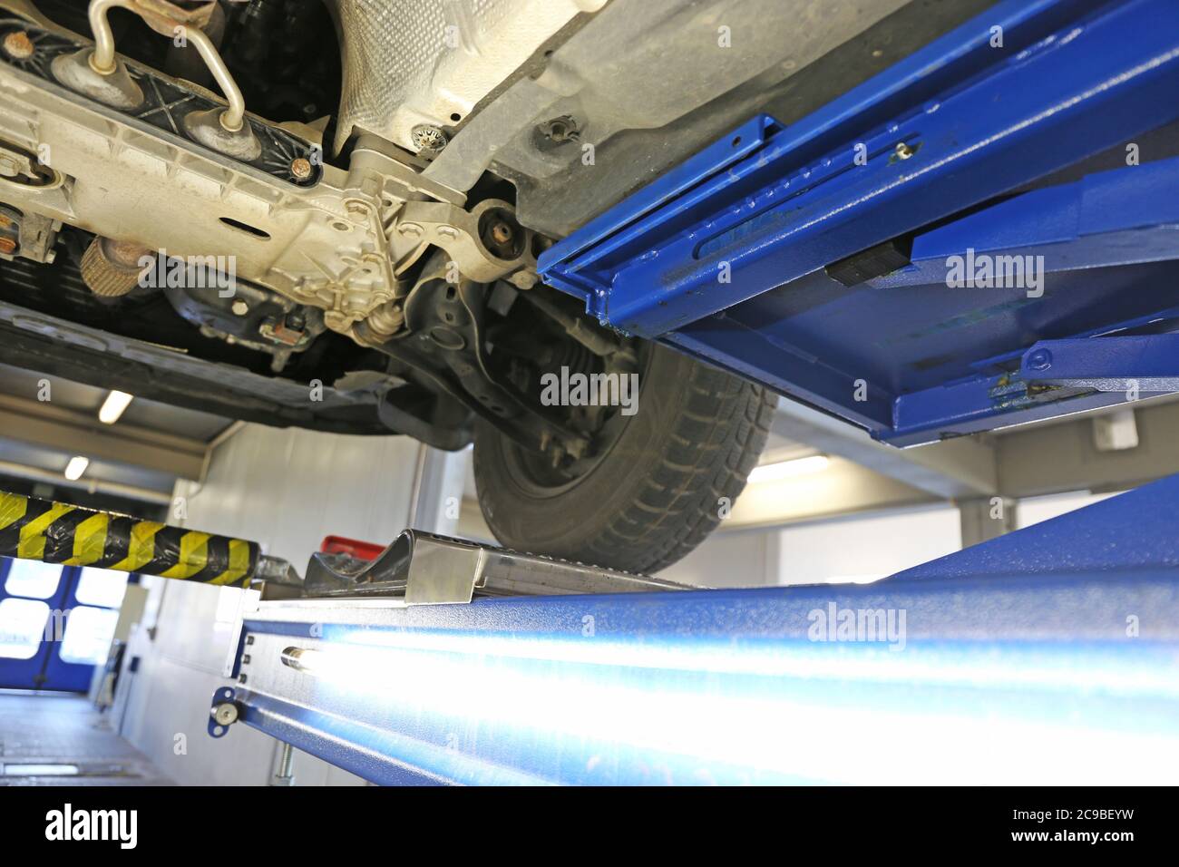 Car lifting on vehicle service hi-res stock photography and images - Alamy