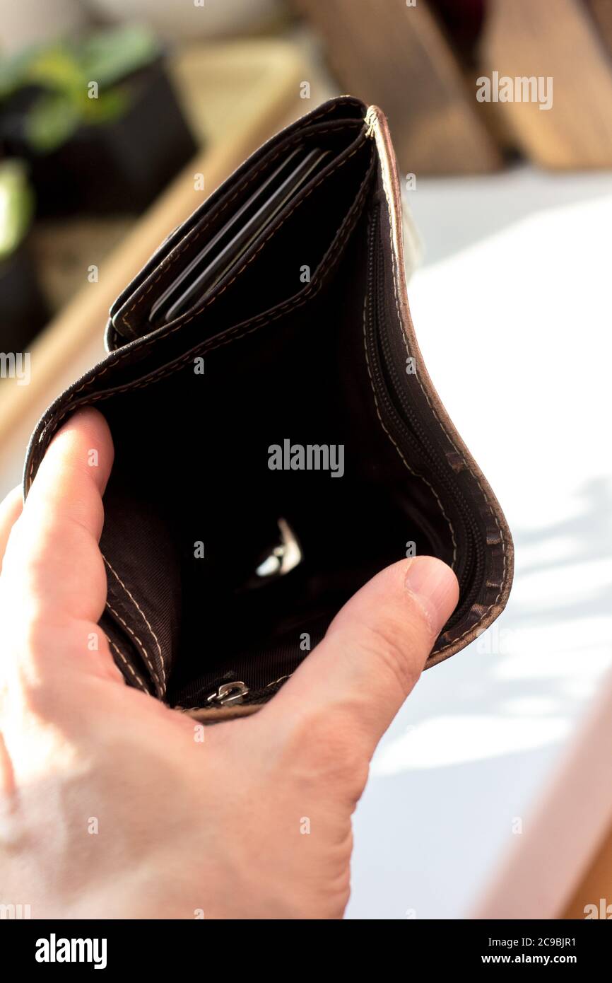 Hand with empty wallet as banrupt concept Stock Photo - Alamy