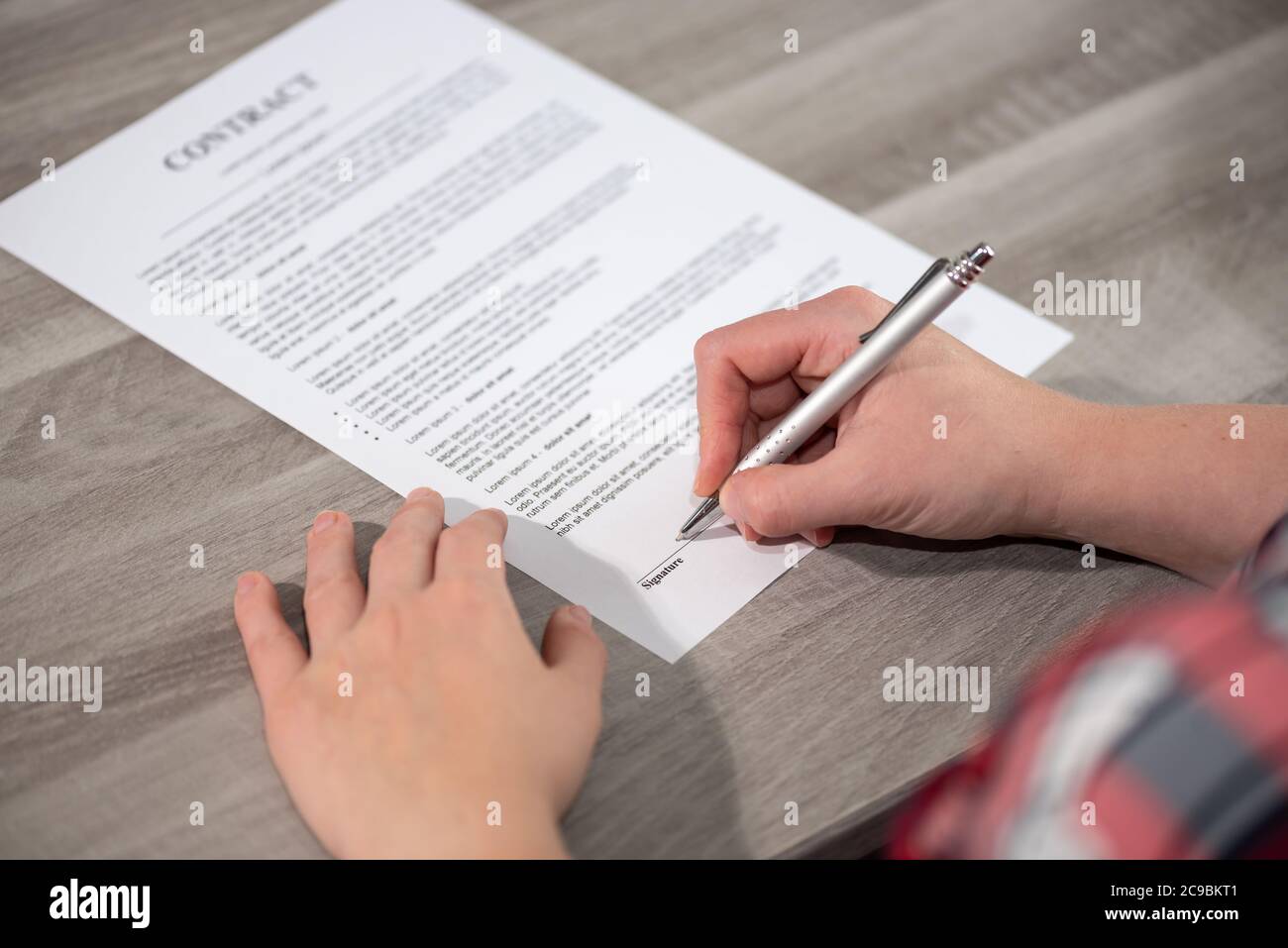 Woman hands signing a contract Stock Photo - Alamy