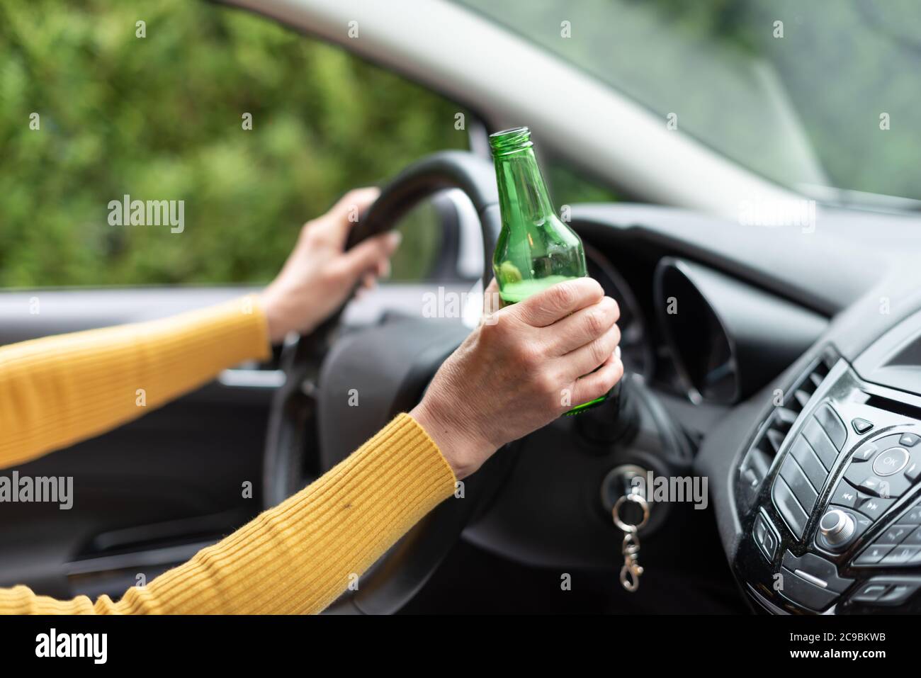 Woman drinking alcohol while driving Stock Photo - Alamy