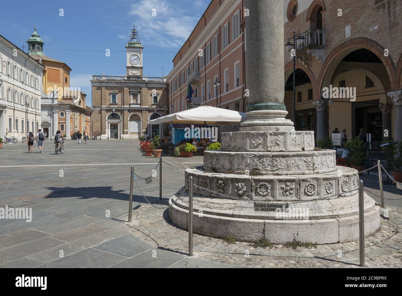 Buildings in piazza hi-res stock photography and images - Alamy