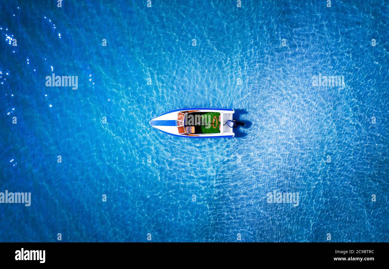 Top view white luxury yacht hi-res stock photography and images - Alamy