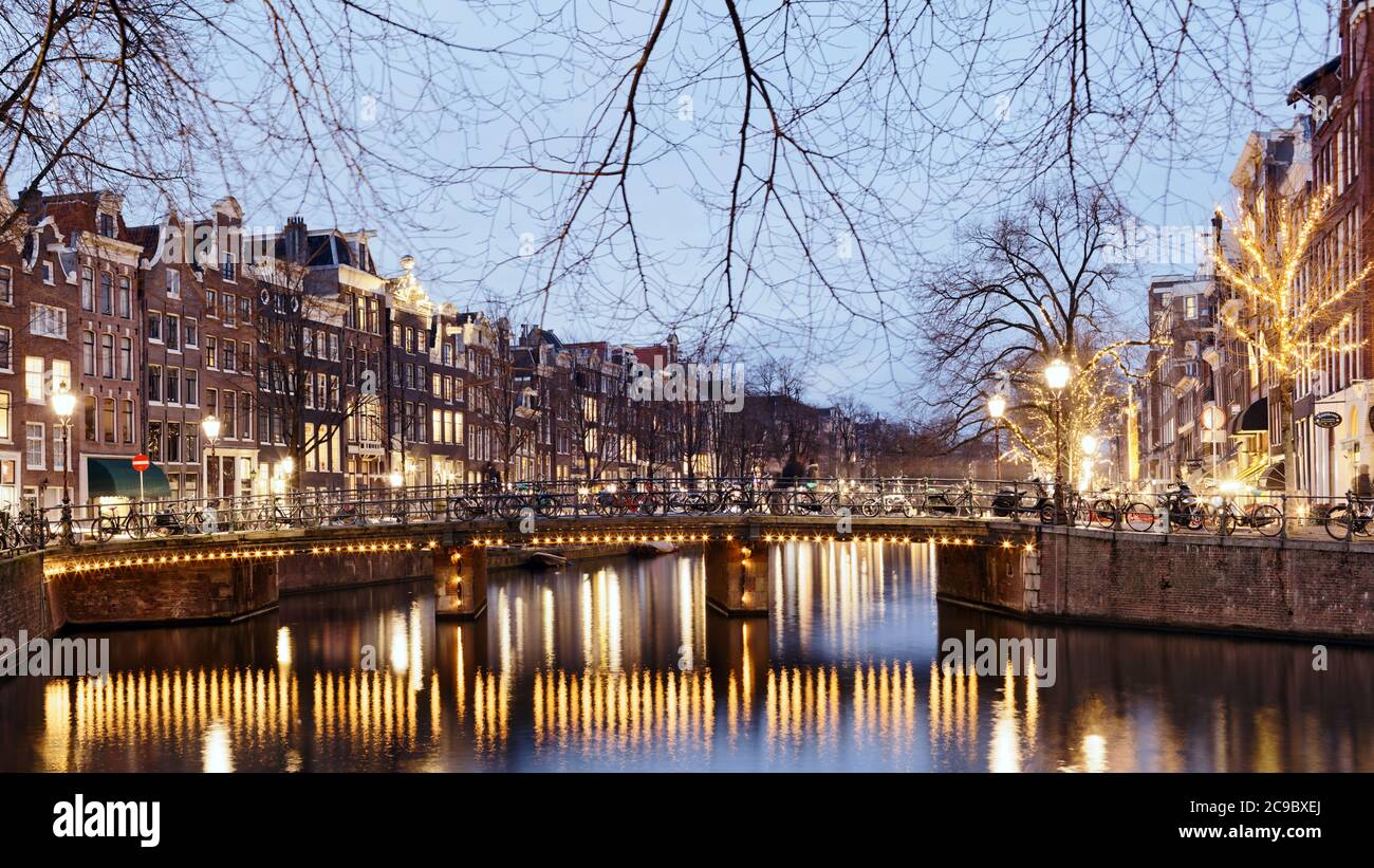 Amsterdam canal street view night hi-res stock photography and images ...