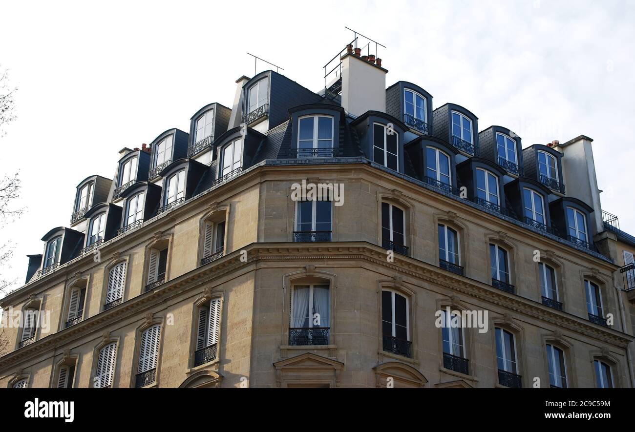Old roof top parisian building hi-res stock photography and images - Alamy
