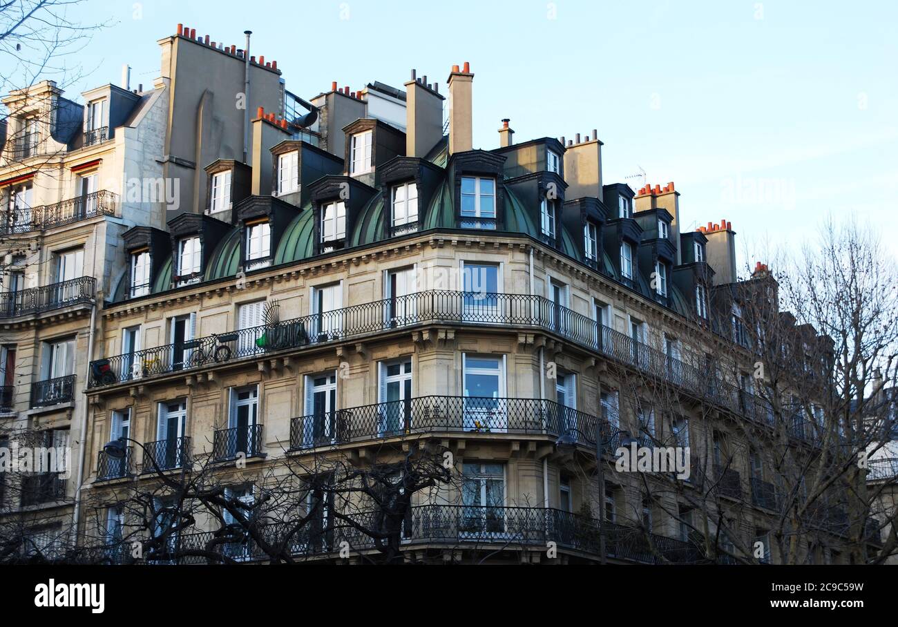 Old roof top parisian building hi-res stock photography and images - Alamy