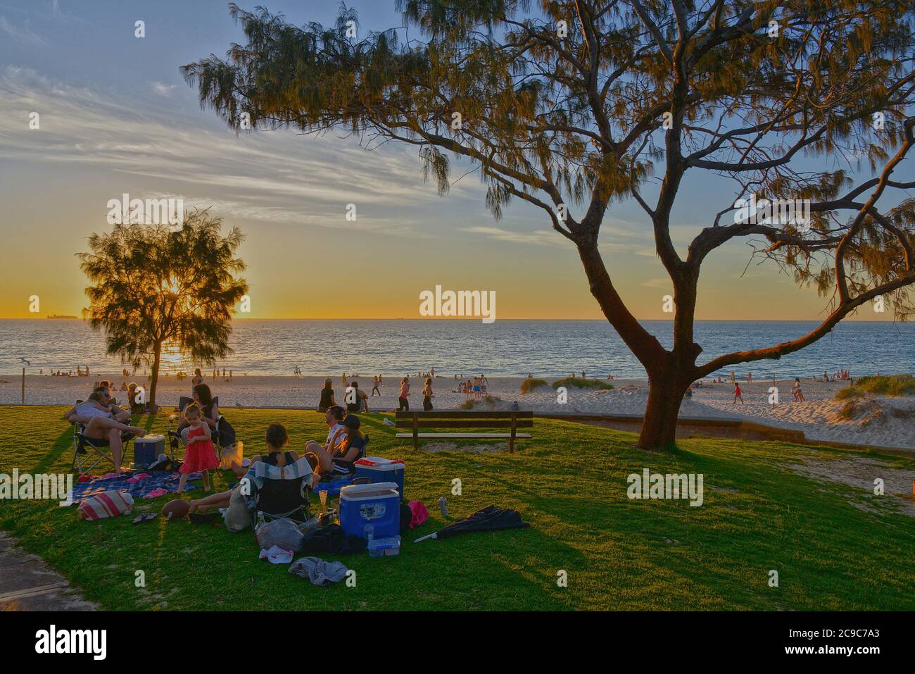 Family picnic beach hi-res stock photography and images - Alamy