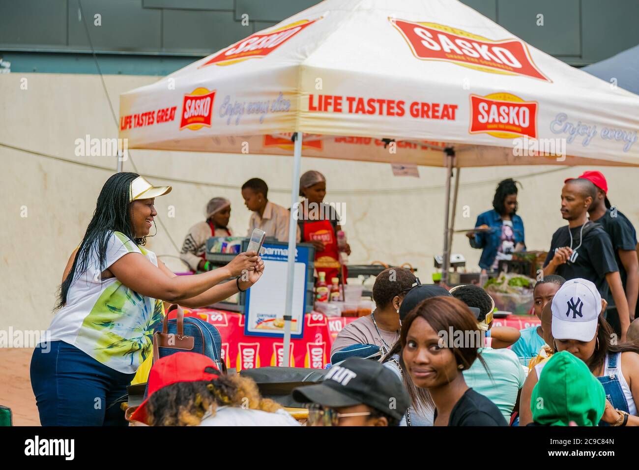 African family eating bench hi-res stock photography and images - Alamy