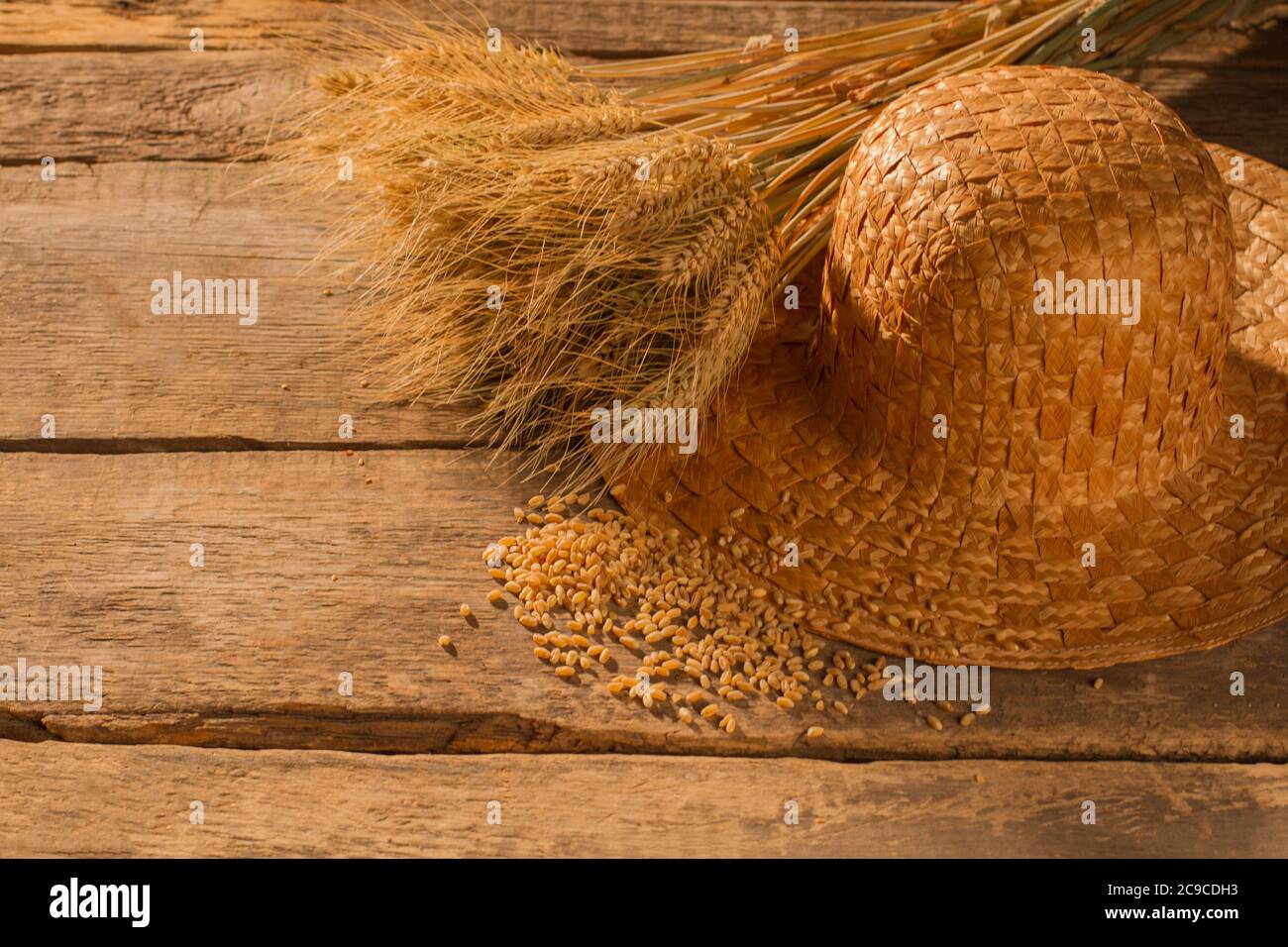 Wheat ears, grain and straw hat Stock Photo - Alamy