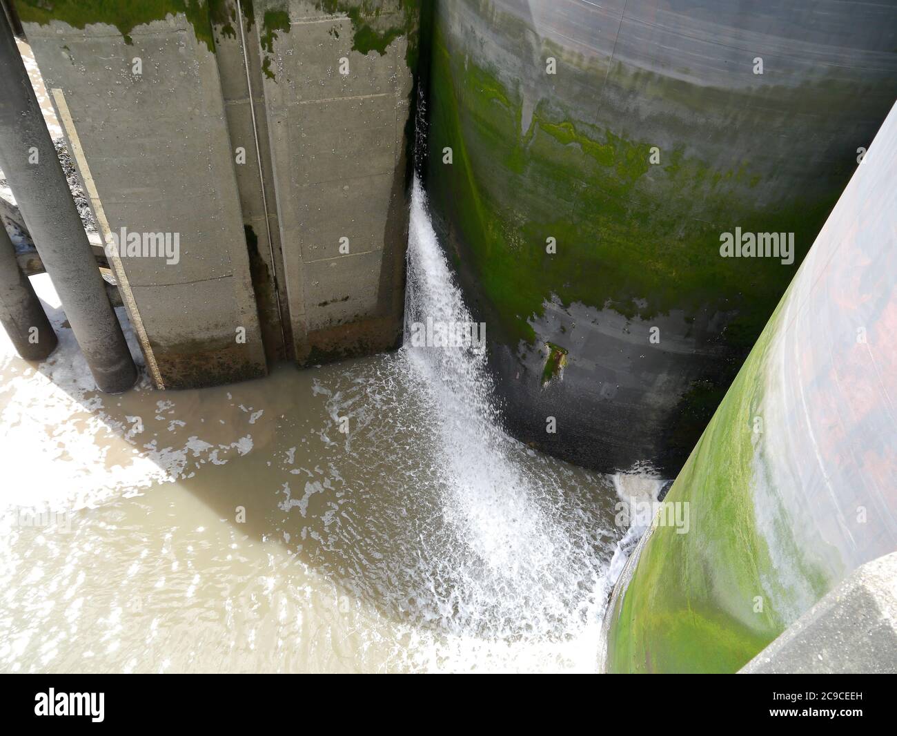 Barrage gates hi-res stock photography and images - Alamy