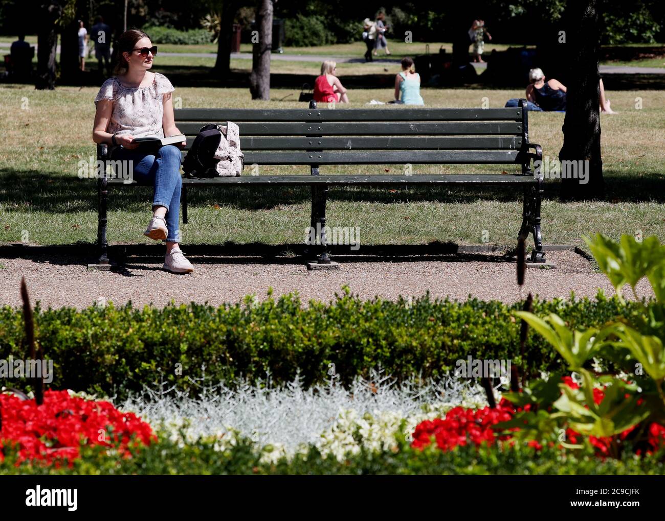 London park bench book hi-res stock photography and images - Alamy