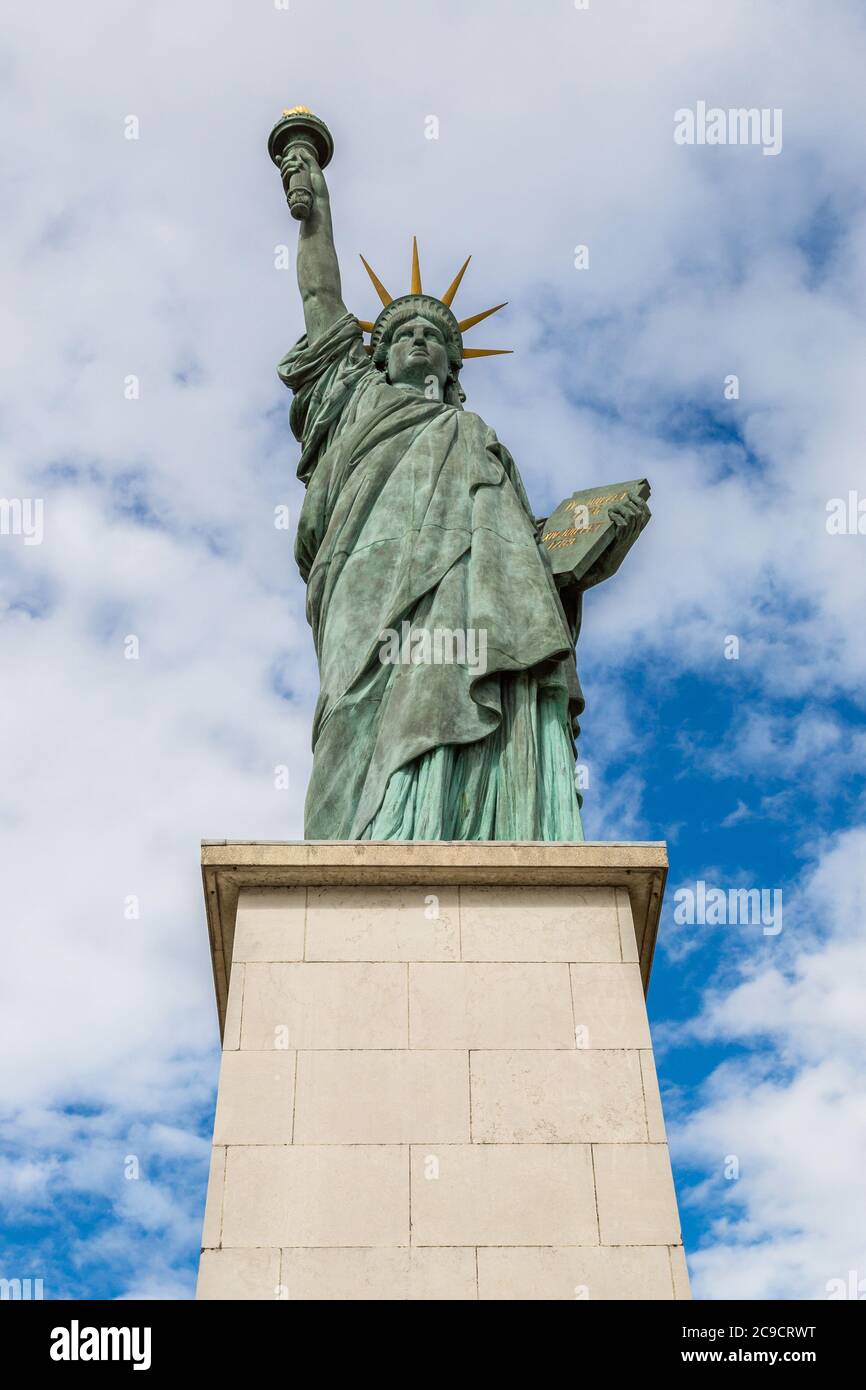 Statue of liberty in a beautiful summer day Stock Photo - Alamy