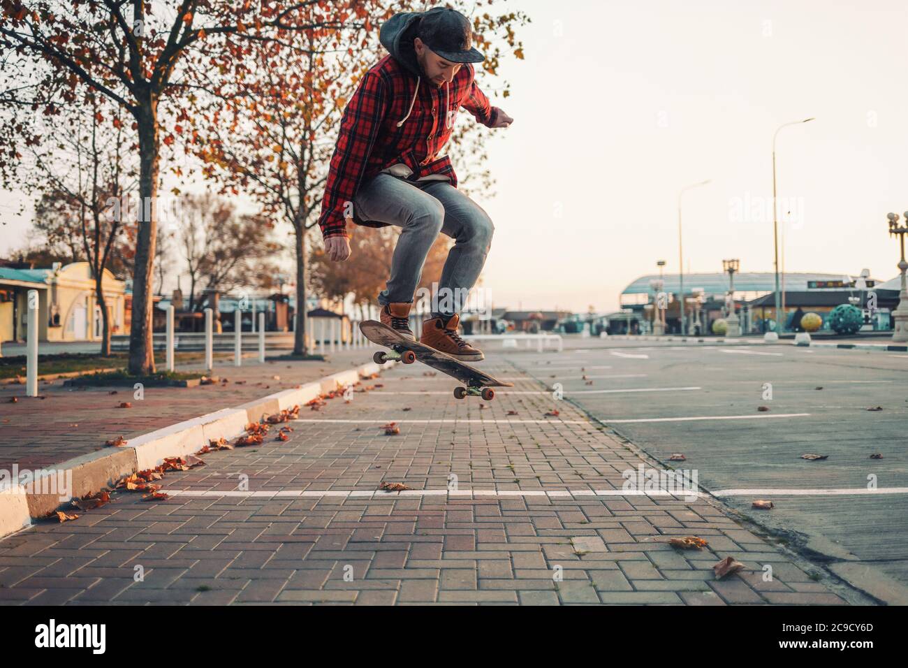 Skateboard jump hi-res stock photography and images - Alamy