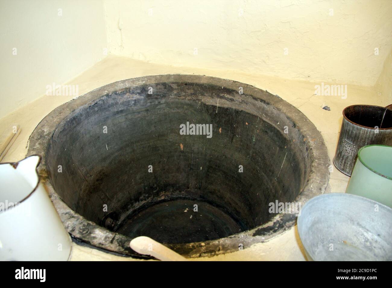 Vintage hand washing basin and equipment Stock Photo - Alamy