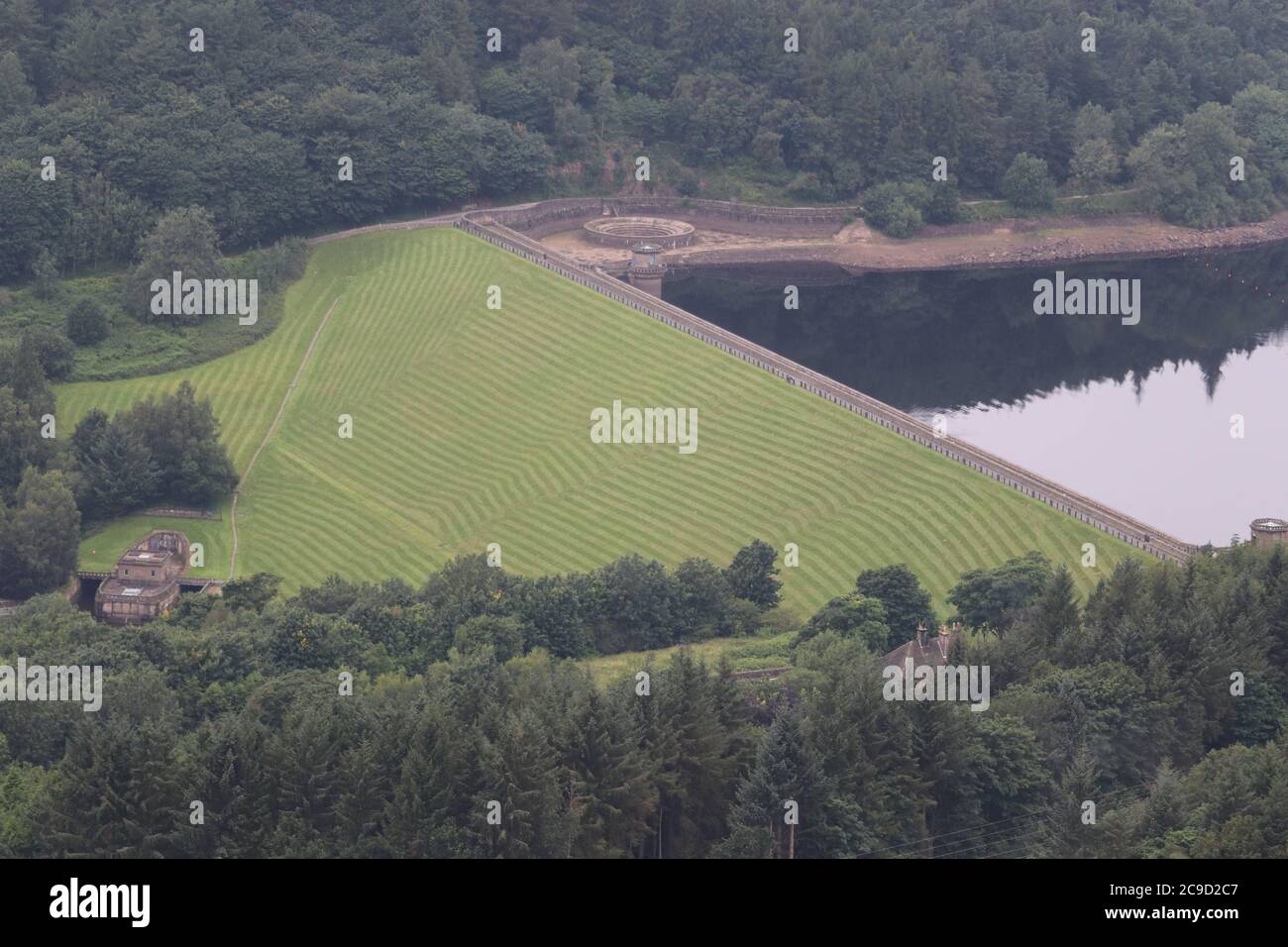 LADY BOWER RESERVOIR DAM IN THE PEAK DISTRICT,DERBYSHIRE,ENGLAND Stock ...