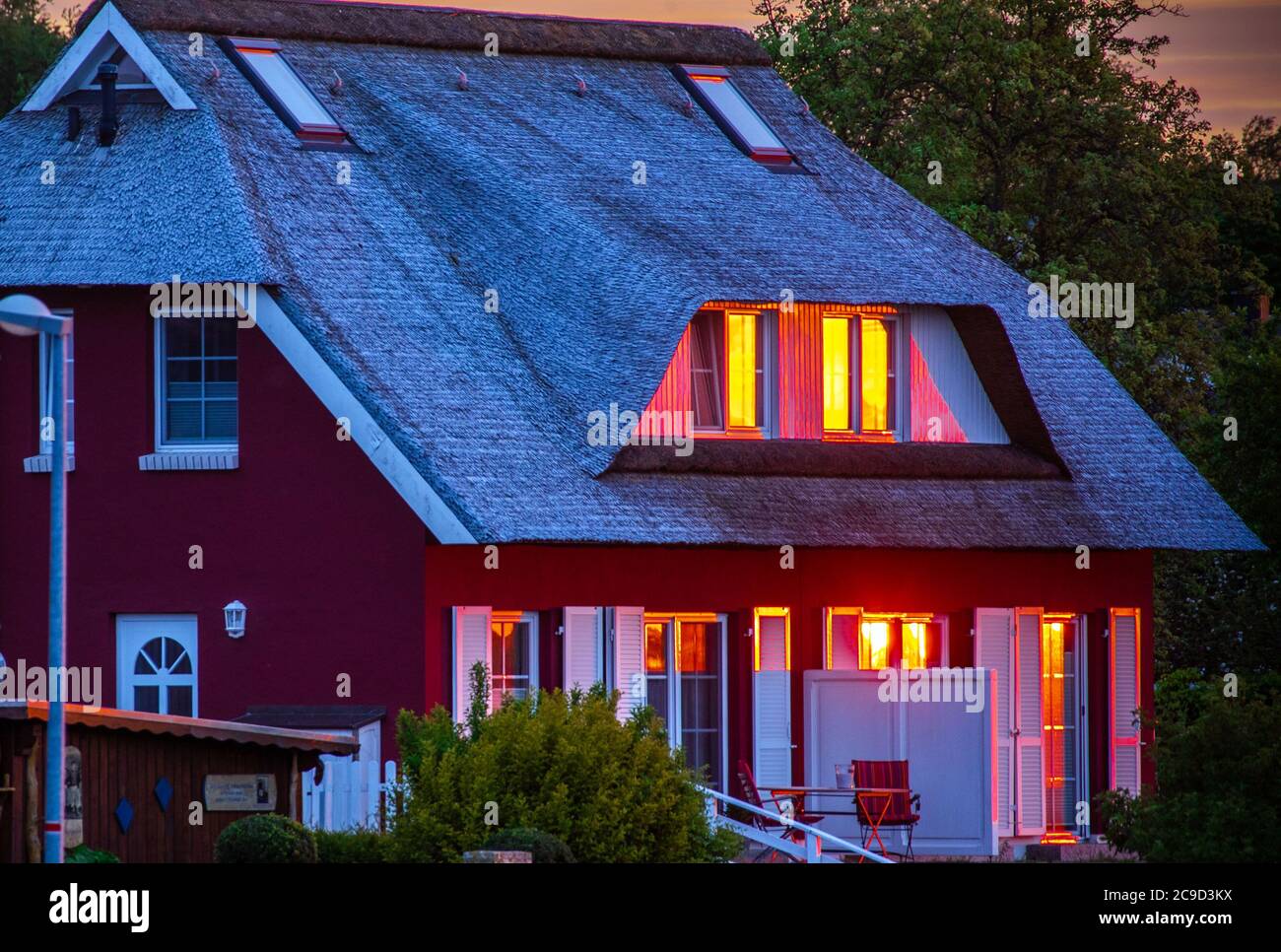 Gager, Germany. 21st May, 2020. In the windows of a thatched cottage ...