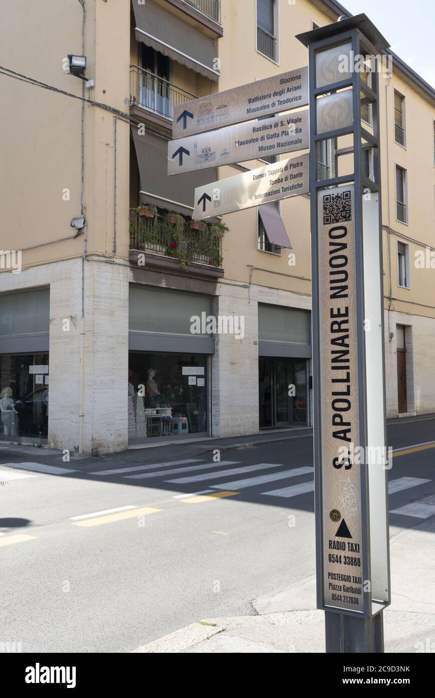 Sign tourist direction indication hi-res stock photography and images ...