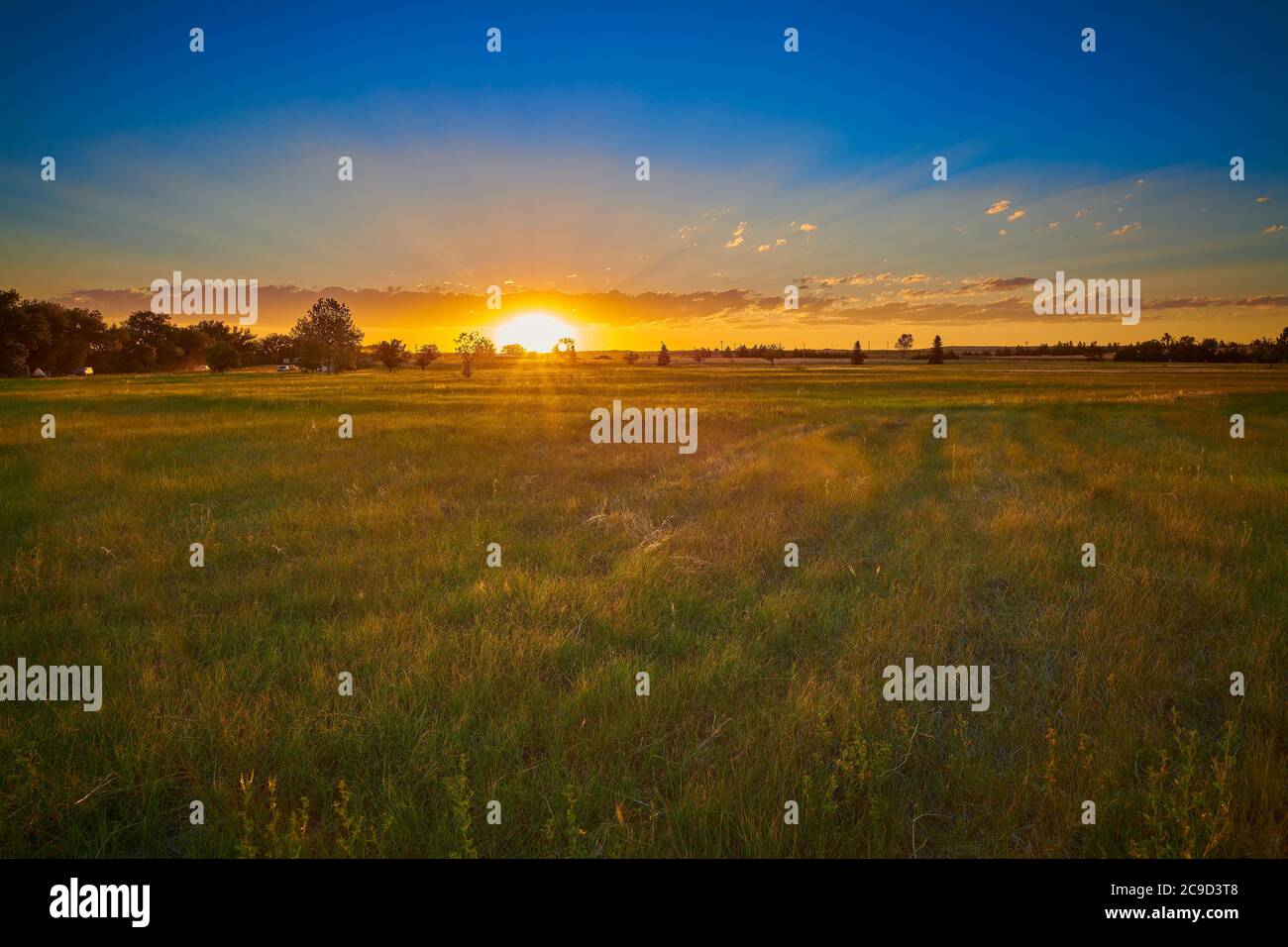 Dawn dusk farm sun rays hi-res stock photography and images - Alamy