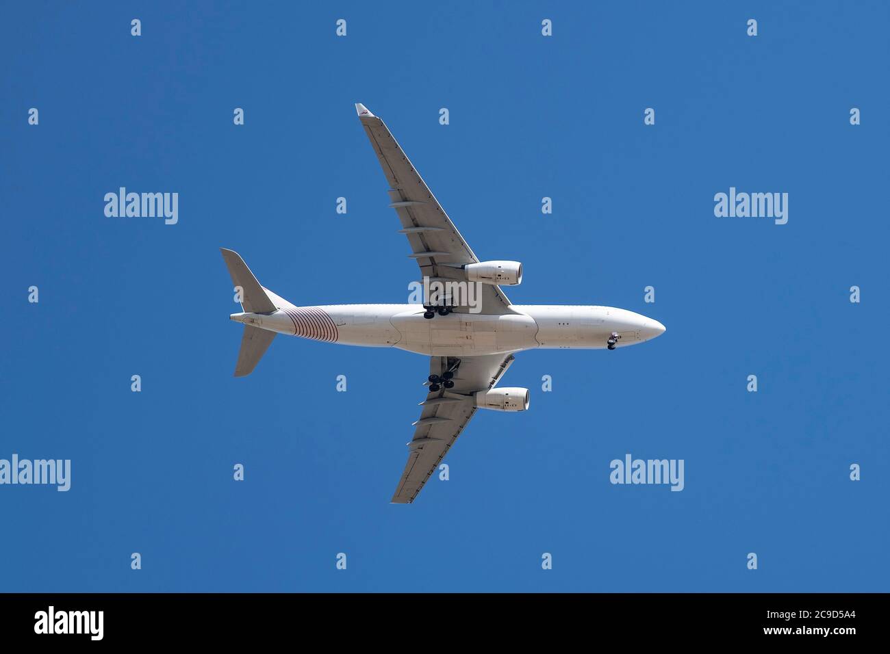 Flying plane close up hi-res stock photography and images - Alamy