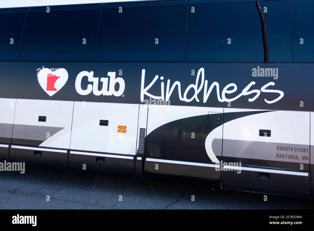 Bus at temporary Cub grocery store at Lake Street to take grocery ...