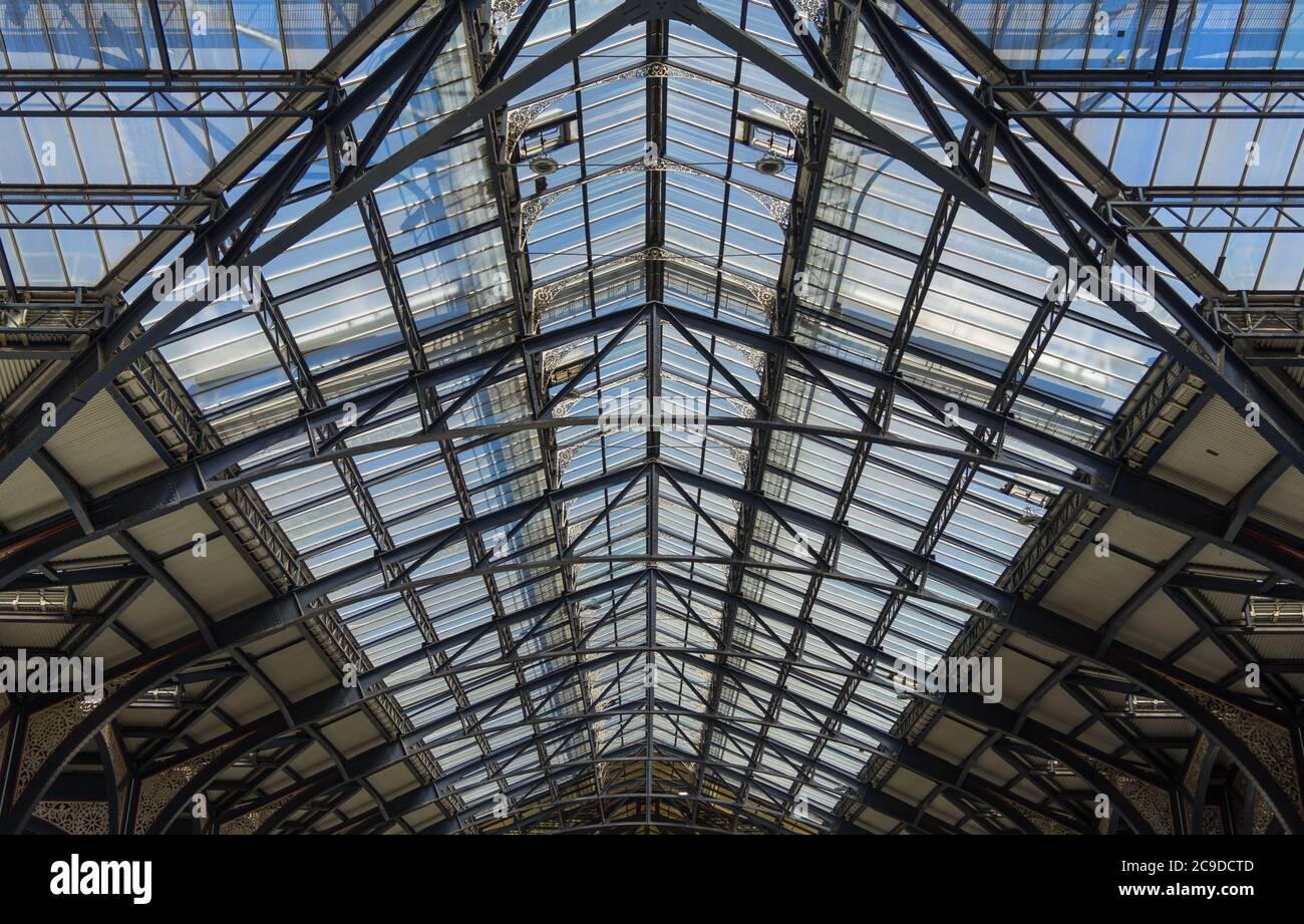 The symmetrical steel architecture of the roof of Liverpool Street ...