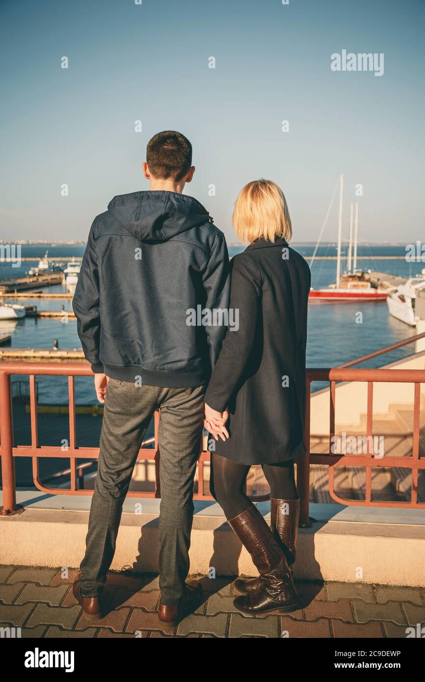 Back hug couple hi-res stock photography and images - Alamy